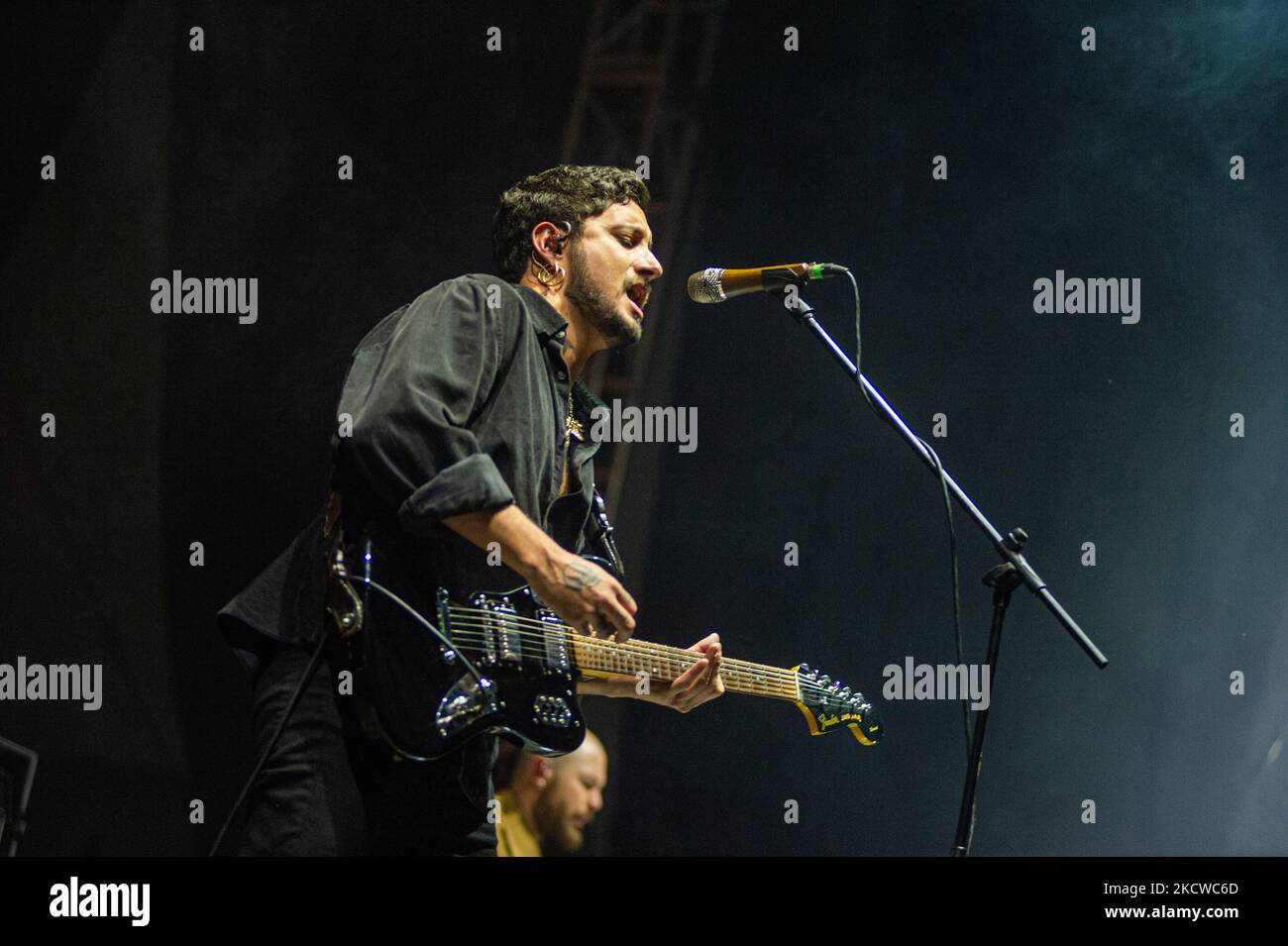 Revolver plateado hi-res stock photography and images - Alamy