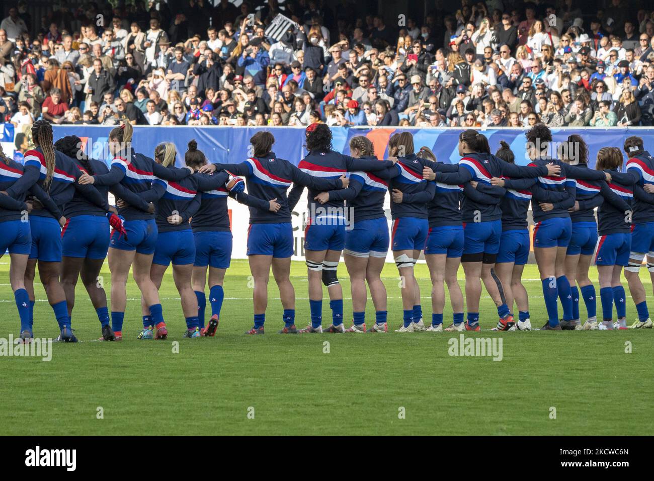 The French women's rugby team face the Black Ferns Haka during the ...
