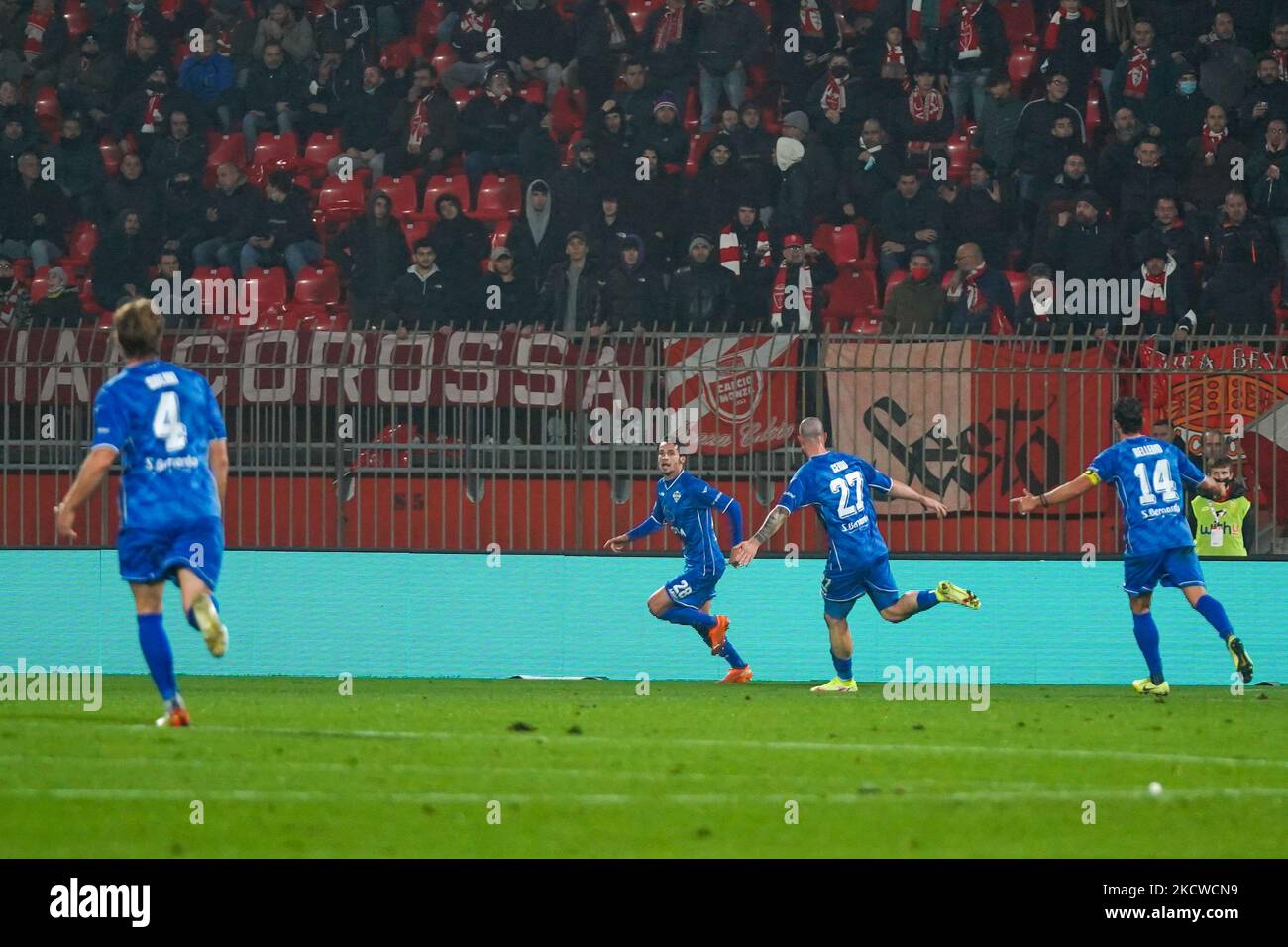 Luca Vignali (#28 Como) score the goal of 2-2 during the Italian ...