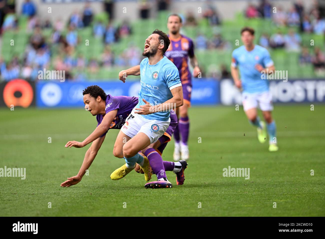 Matthew leckie foul perth hi-res stock photography and images - Alamy