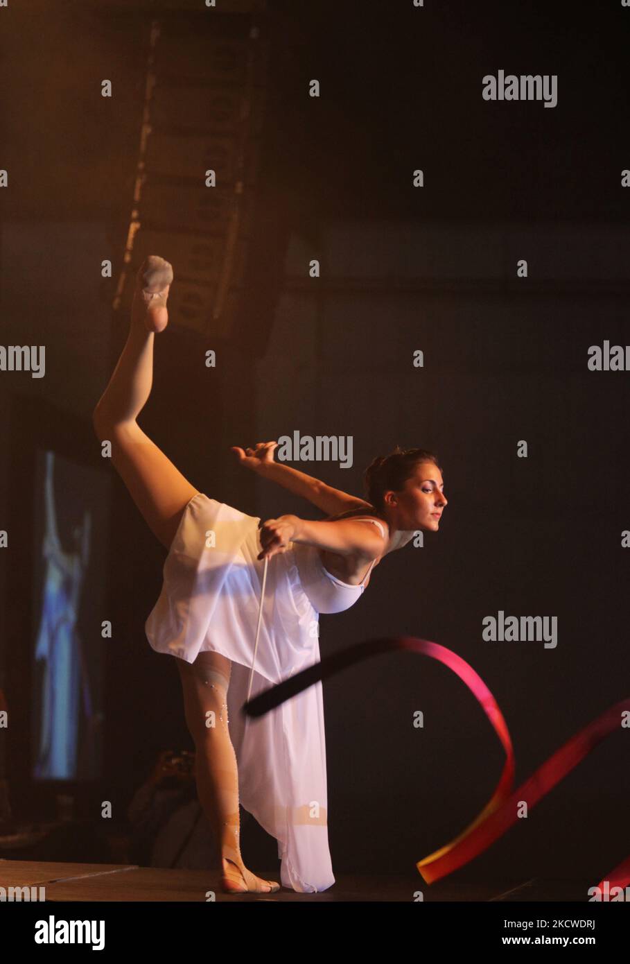 Female contortionist circus performer performing hi-res stock photography and images - Alamy