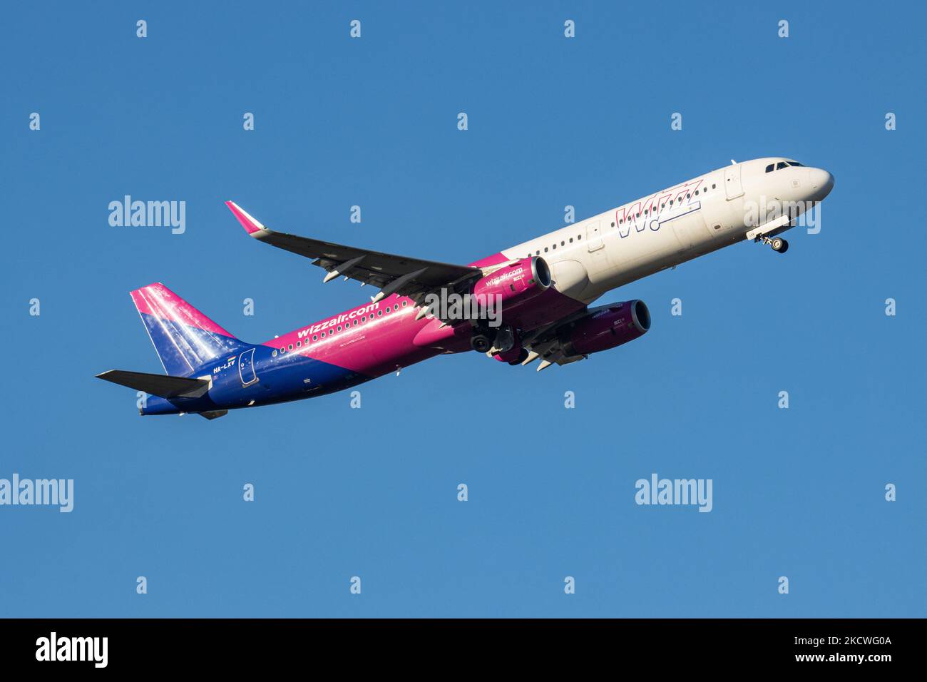 Wizz air airlines logo hi-res stock photography and images - Alamy