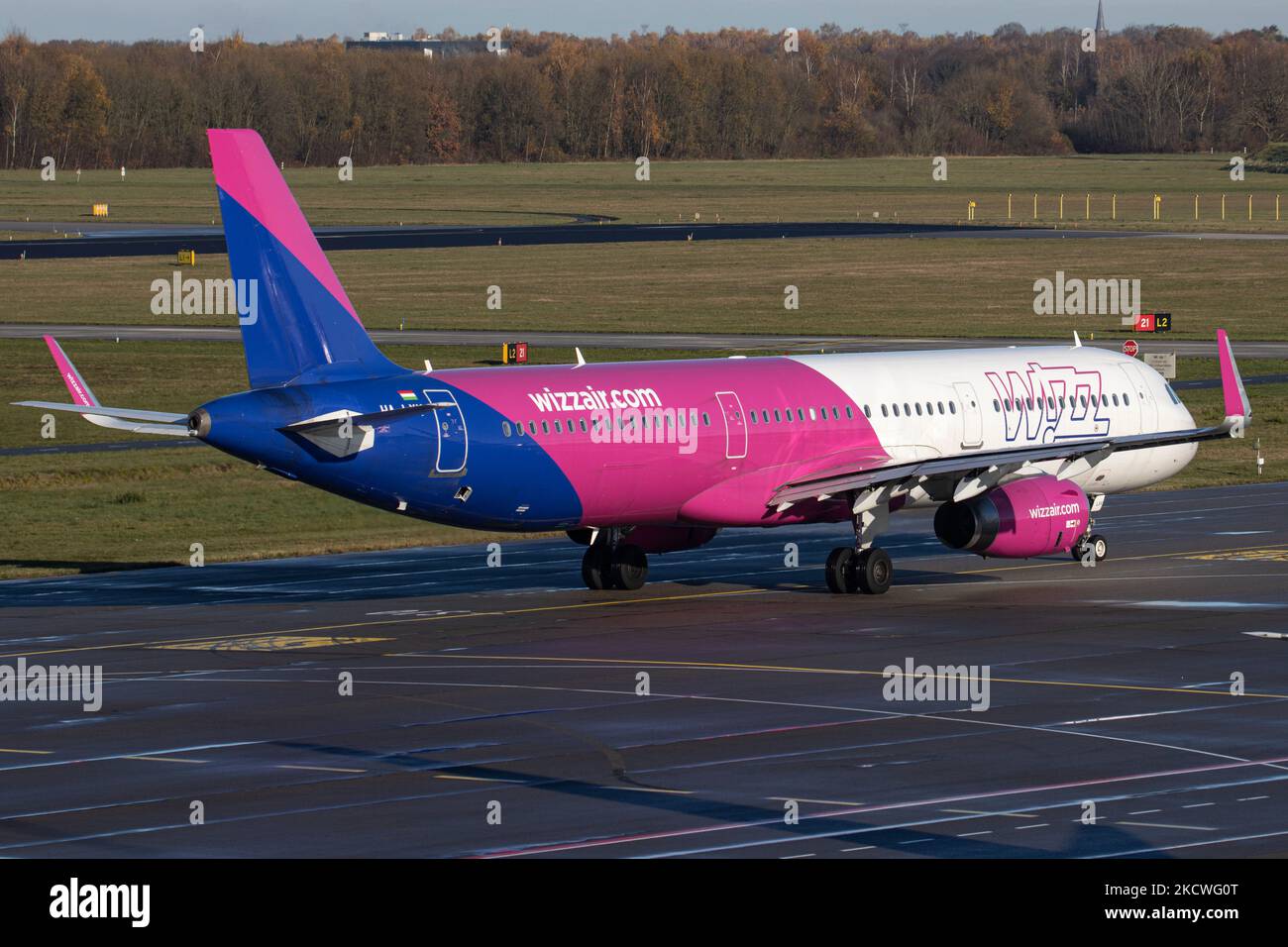 Wizz air airlines logo hi-res stock photography and images - Alamy