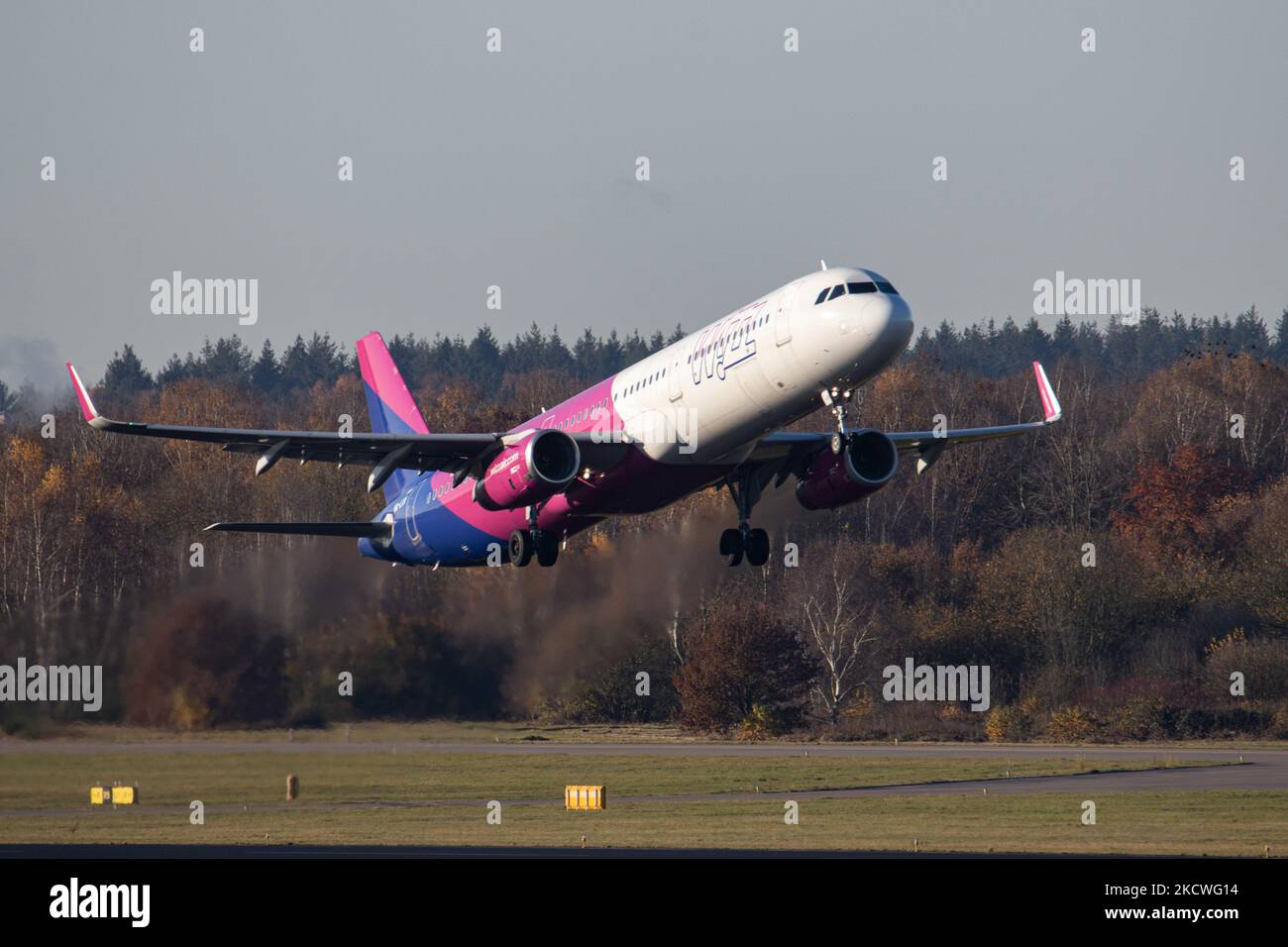 Wizz air airlines logo hi-res stock photography and images - Alamy