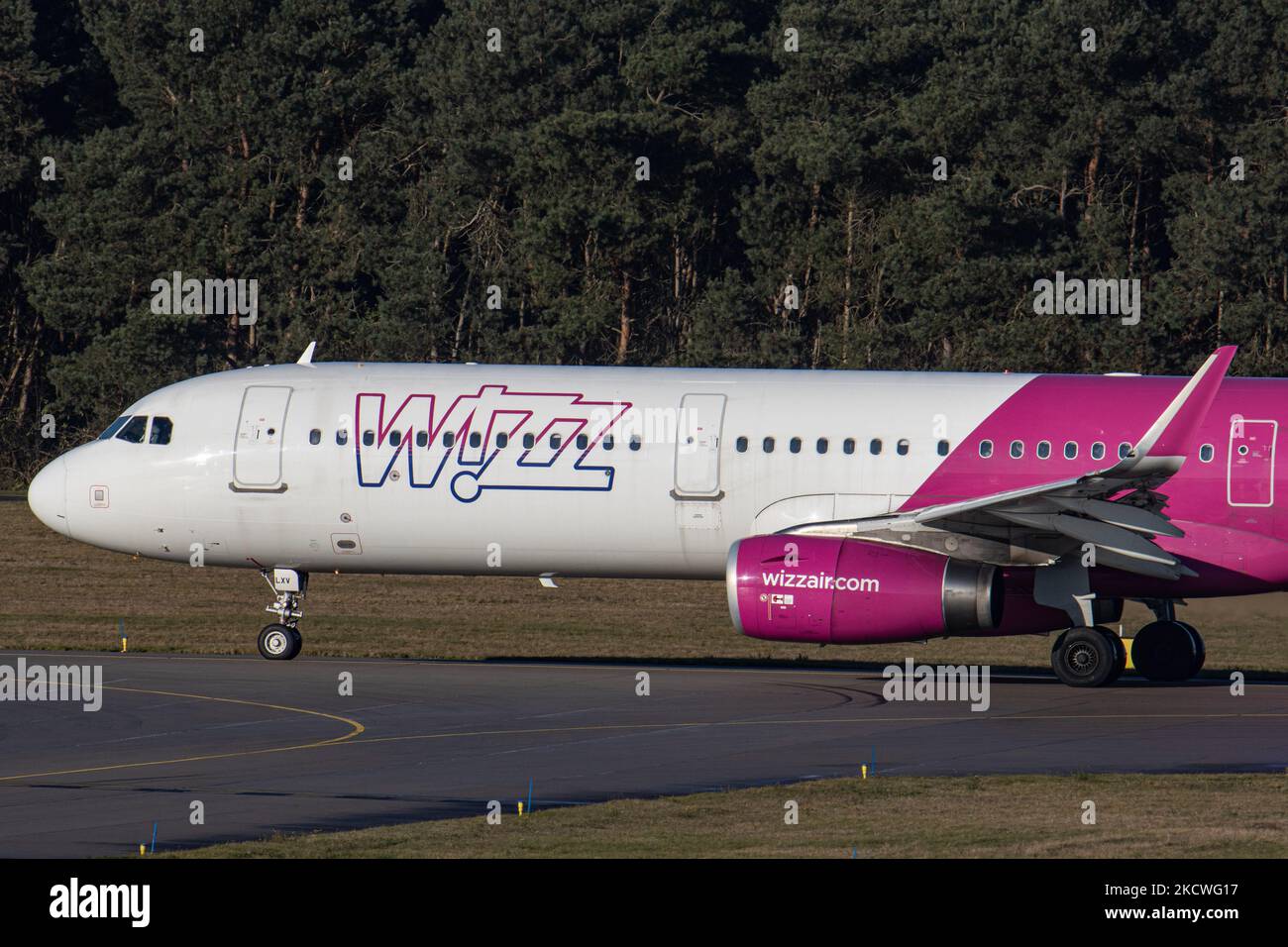 Wizz air airlines logo hi-res stock photography and images - Alamy