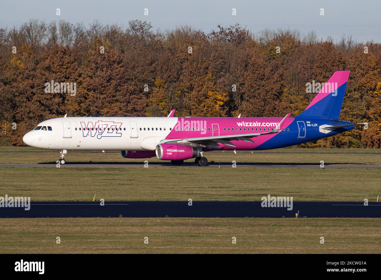 Wizz air airlines logo hi-res stock photography and images - Alamy
