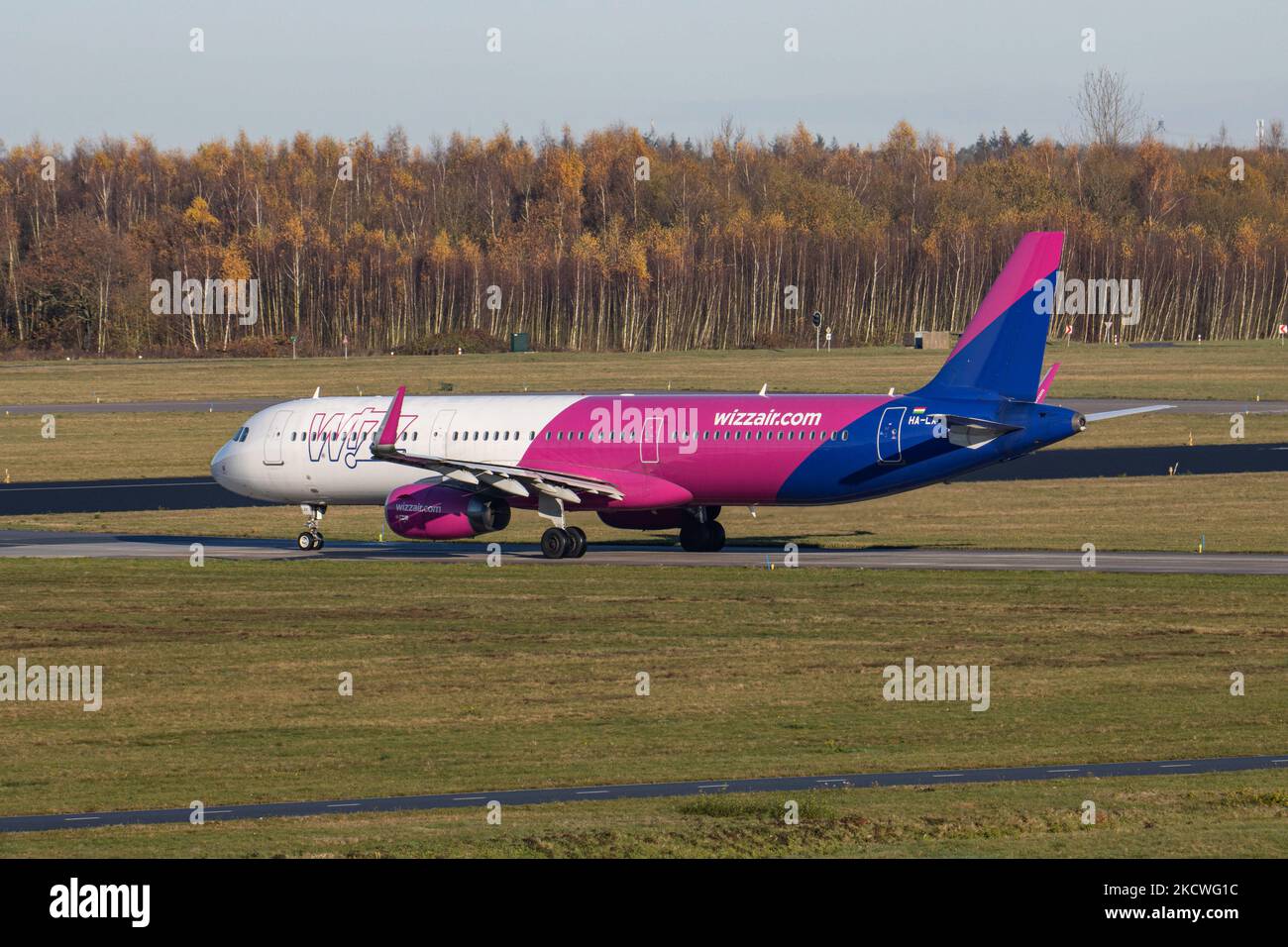 Wizz air airlines logo hi-res stock photography and images - Alamy