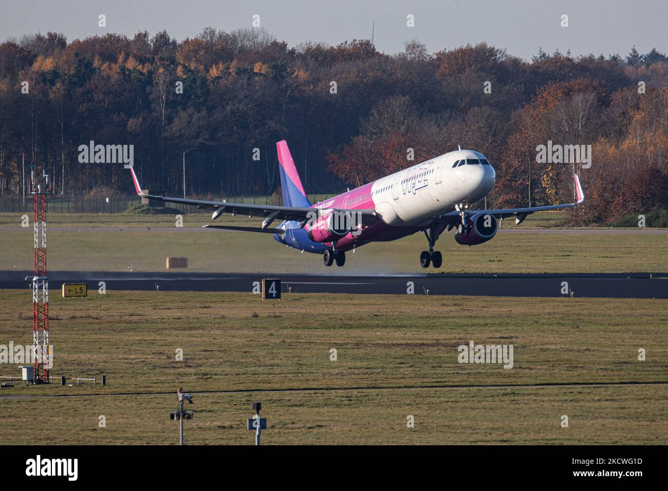Wizz air airlines logo hi-res stock photography and images - Alamy