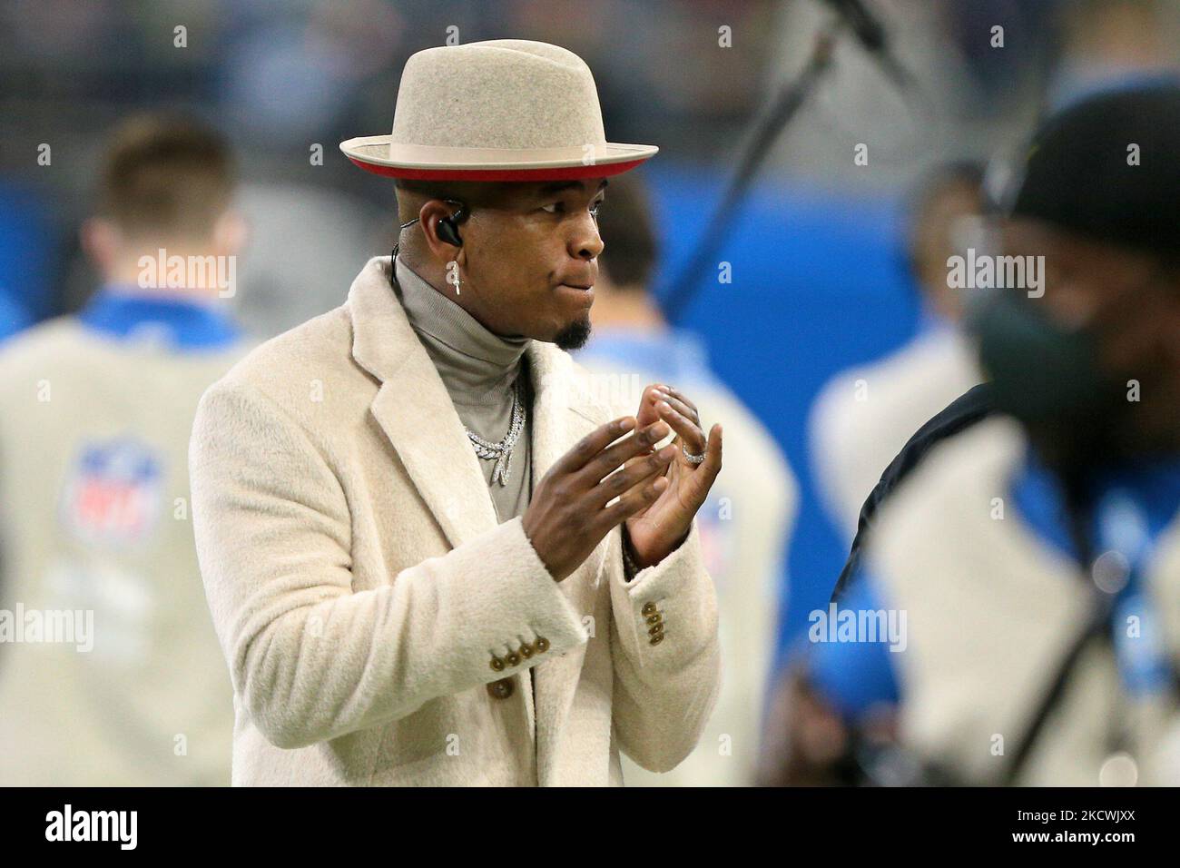 Ne-Yo acknowledges the fans after performing the National Anthem during ...