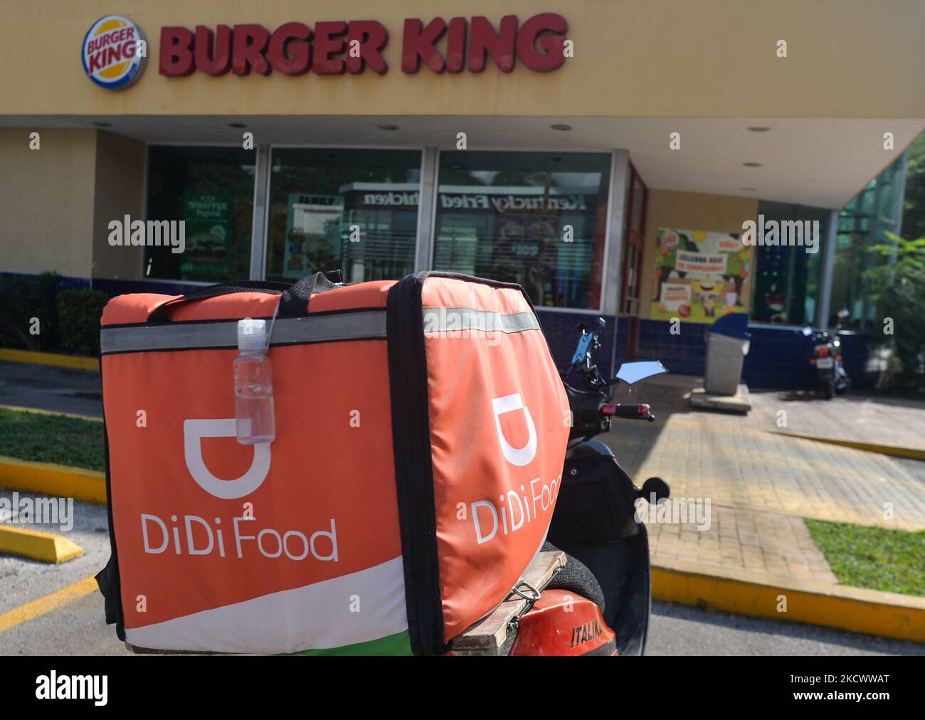 Didi food delivery bike hi-res stock photography and images - Alamy