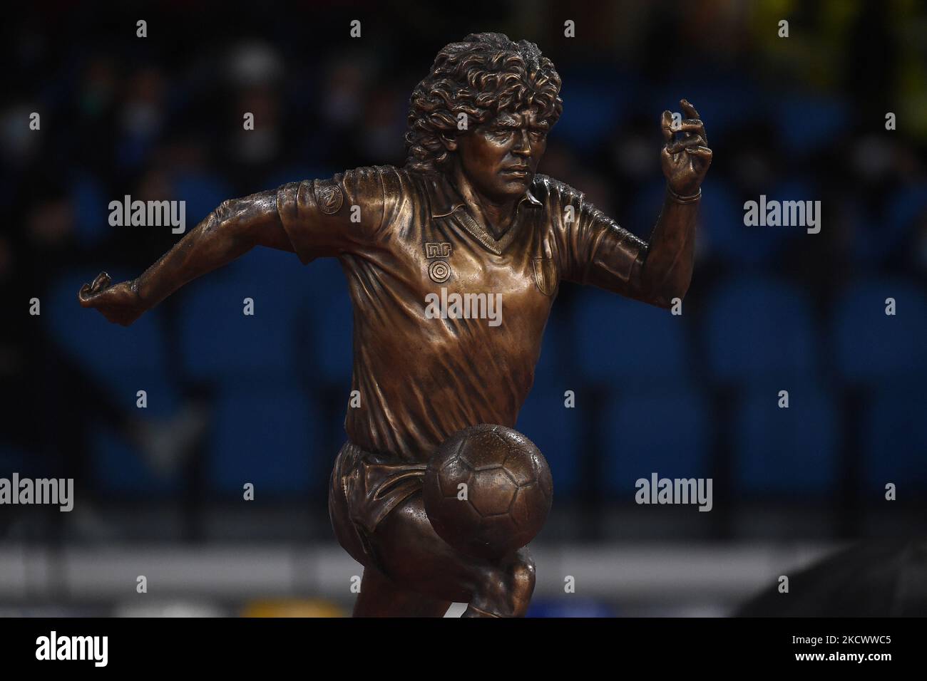 Diego maradona statue hi-res stock photography and images - Alamy