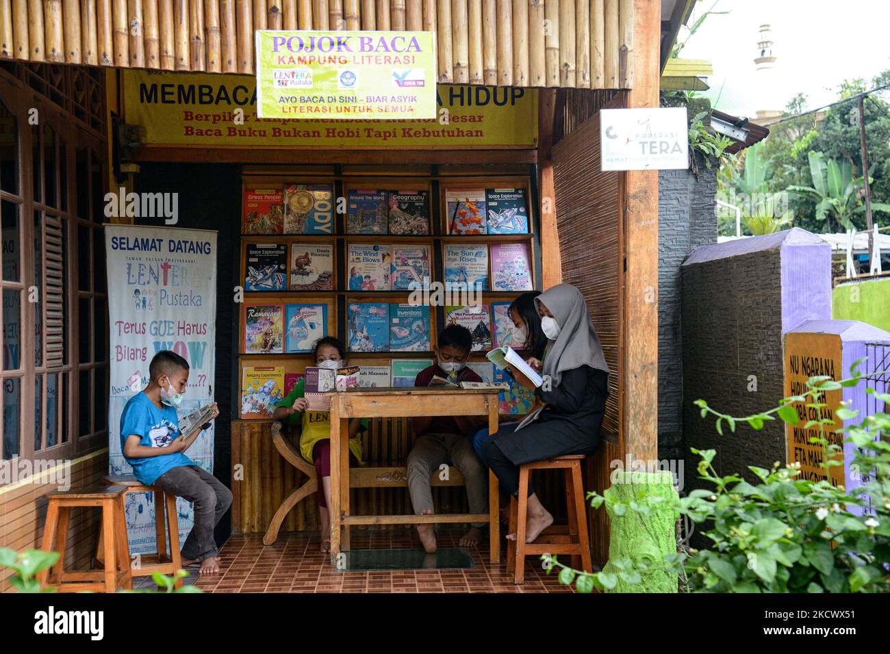 Indonesian children reading books at a library Lentera Pustaka ...