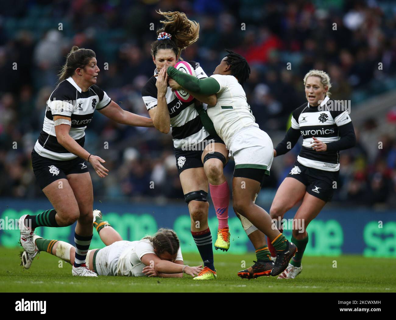 L-R Laura Russell (Toronto Nomads) of Barbarians, Lenaige Cordon (Stade ...