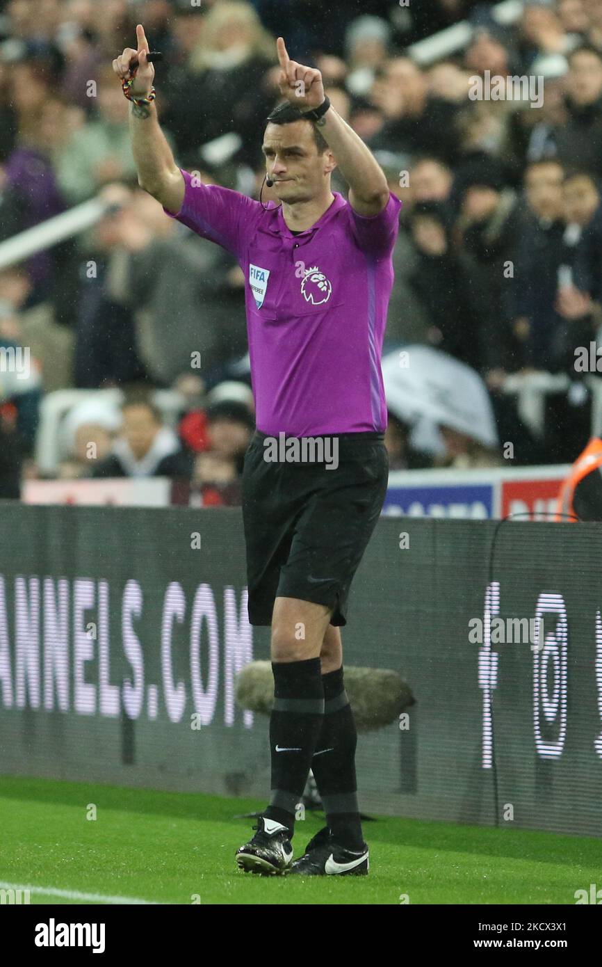 Referee andy madley hi-res stock photography and images - Alamy