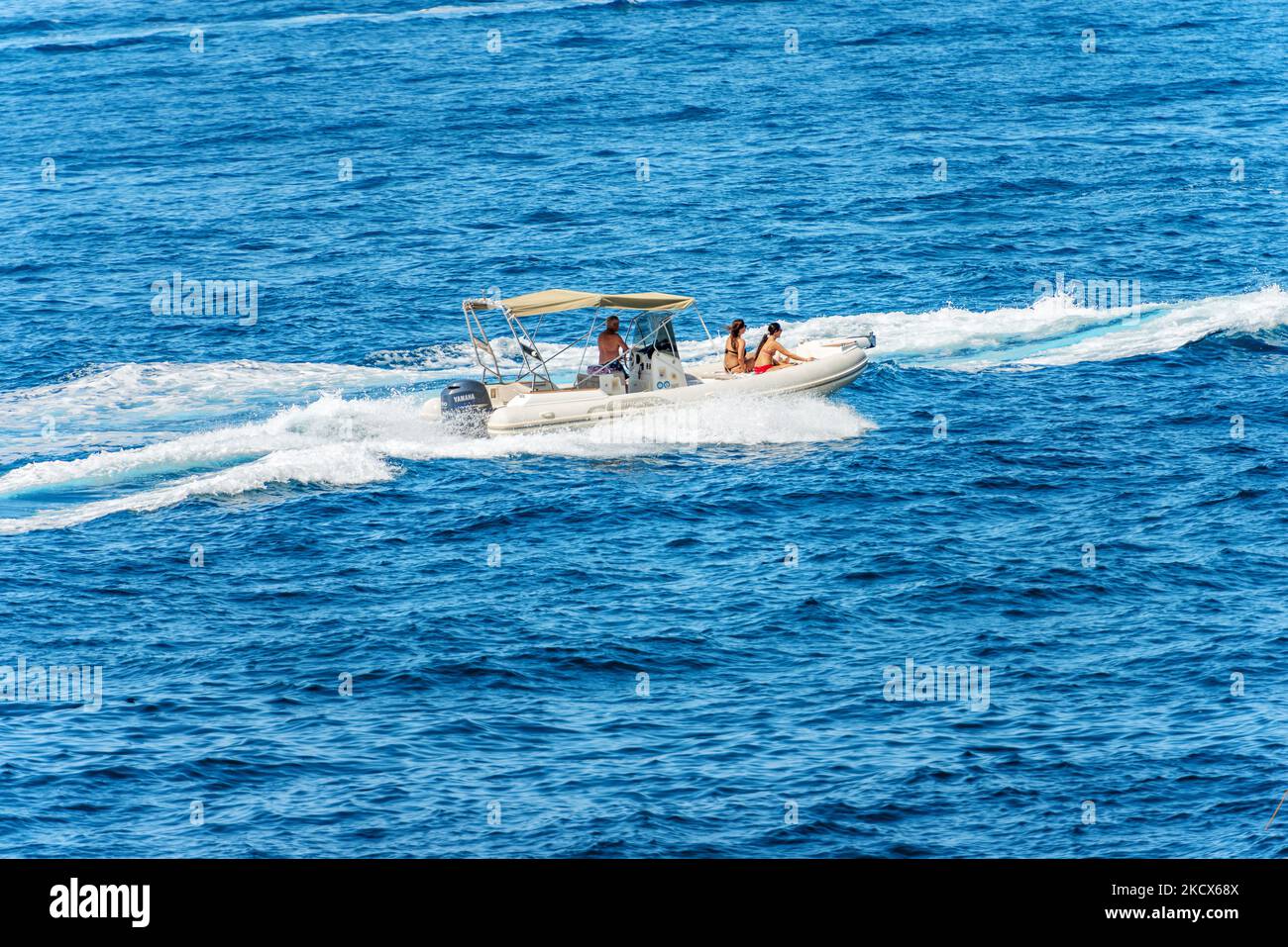 Family dinghy beach hi-res stock photography and images - Alamy