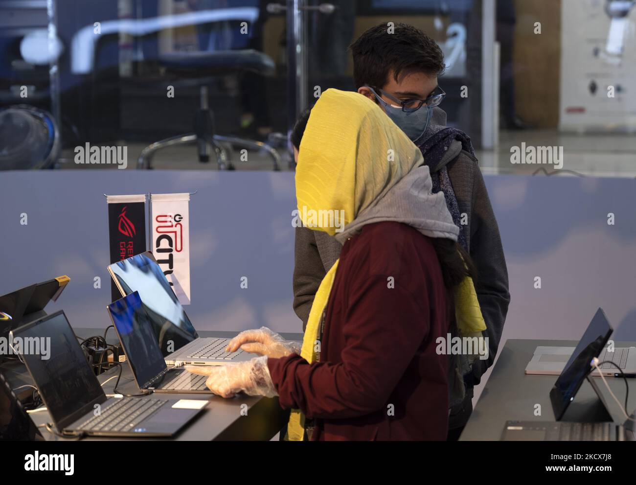 Mobile ph shop hi-res stock photography and images - Alamy