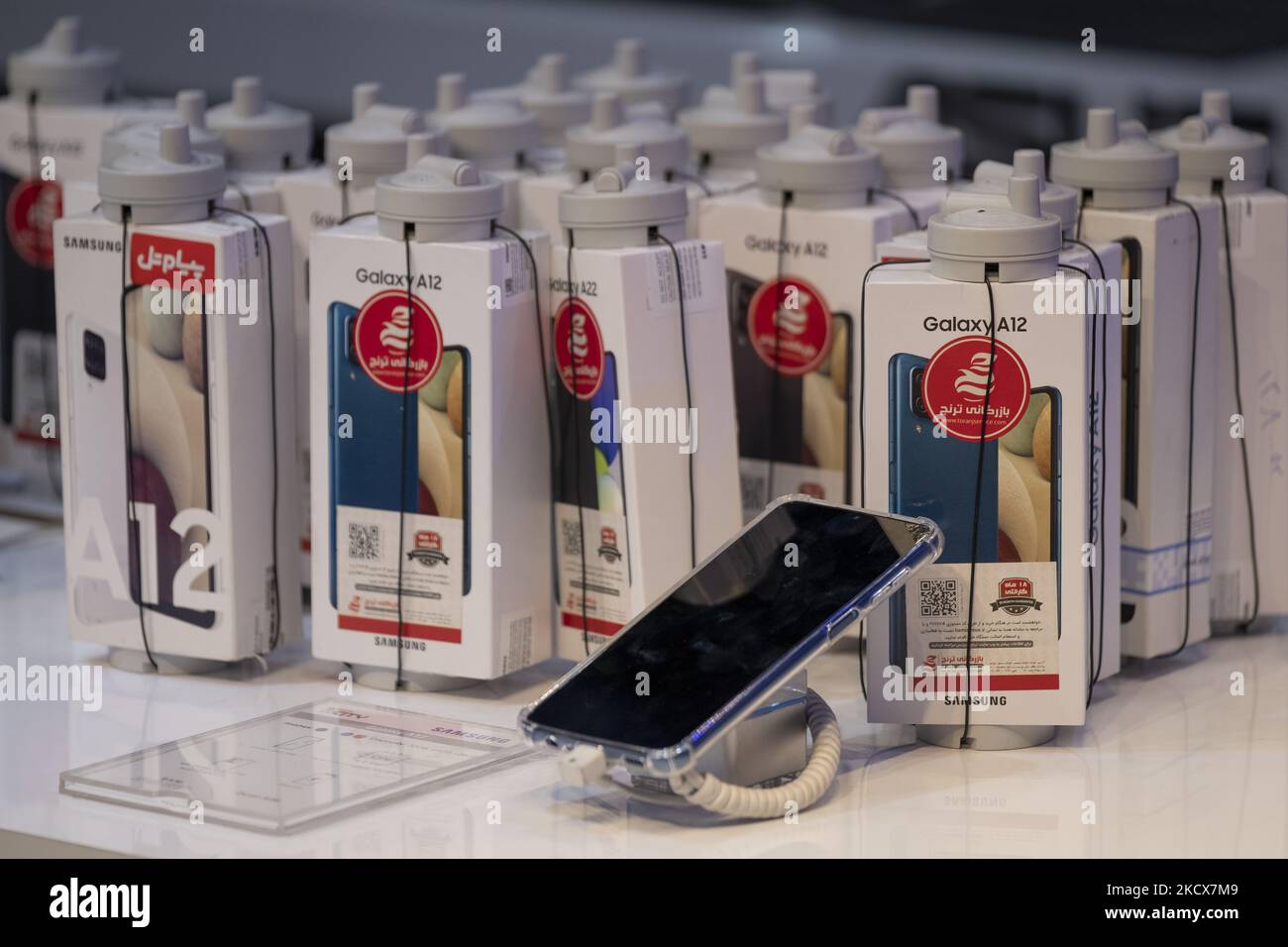 New 5g smartphone packs mobile hi-res stock photography and images - Alamy