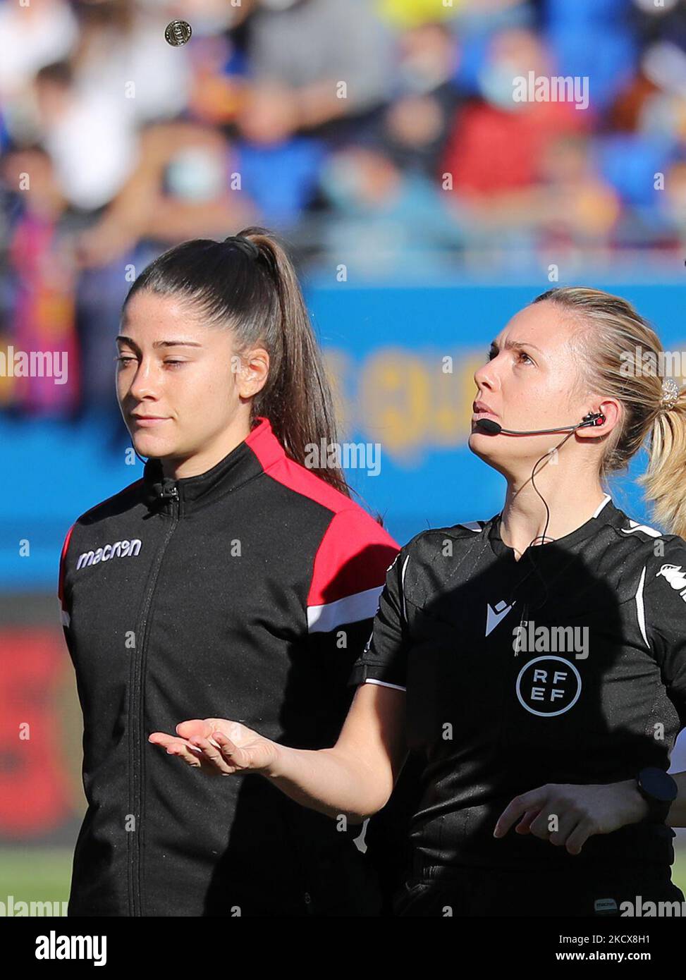 Tje referee Elena Casal during the match between Barcelona and Athletic ...