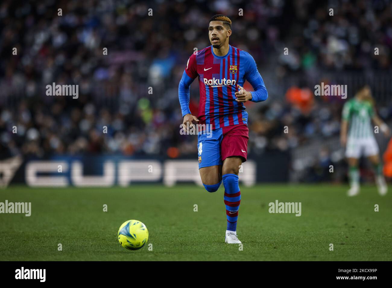 04 Ronald Araujo of FC Barcelona control the ball during the La Liga ...