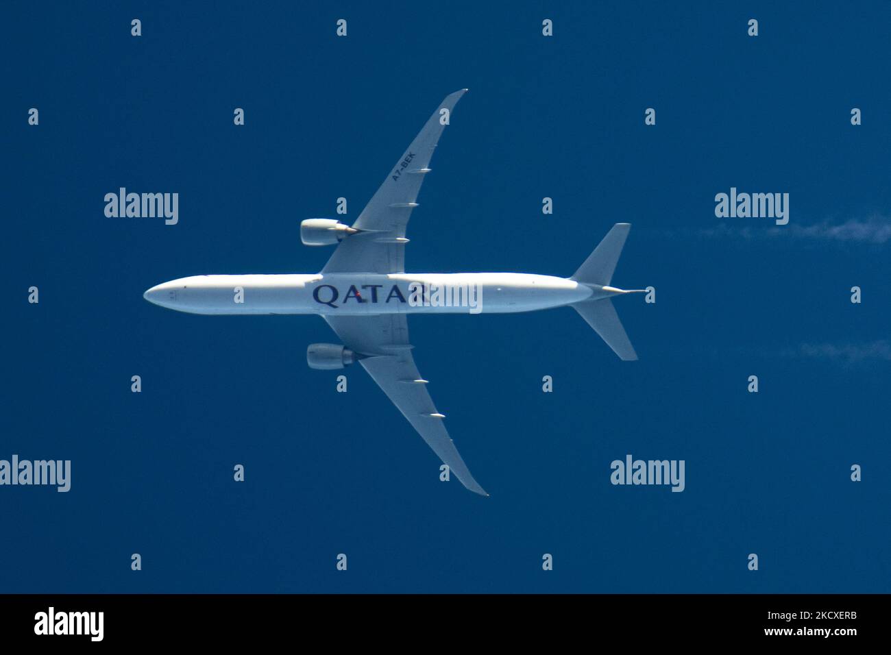 Qatar Airways Boeing 777-300ER overfly at 30.000 feet in the blue sky ...