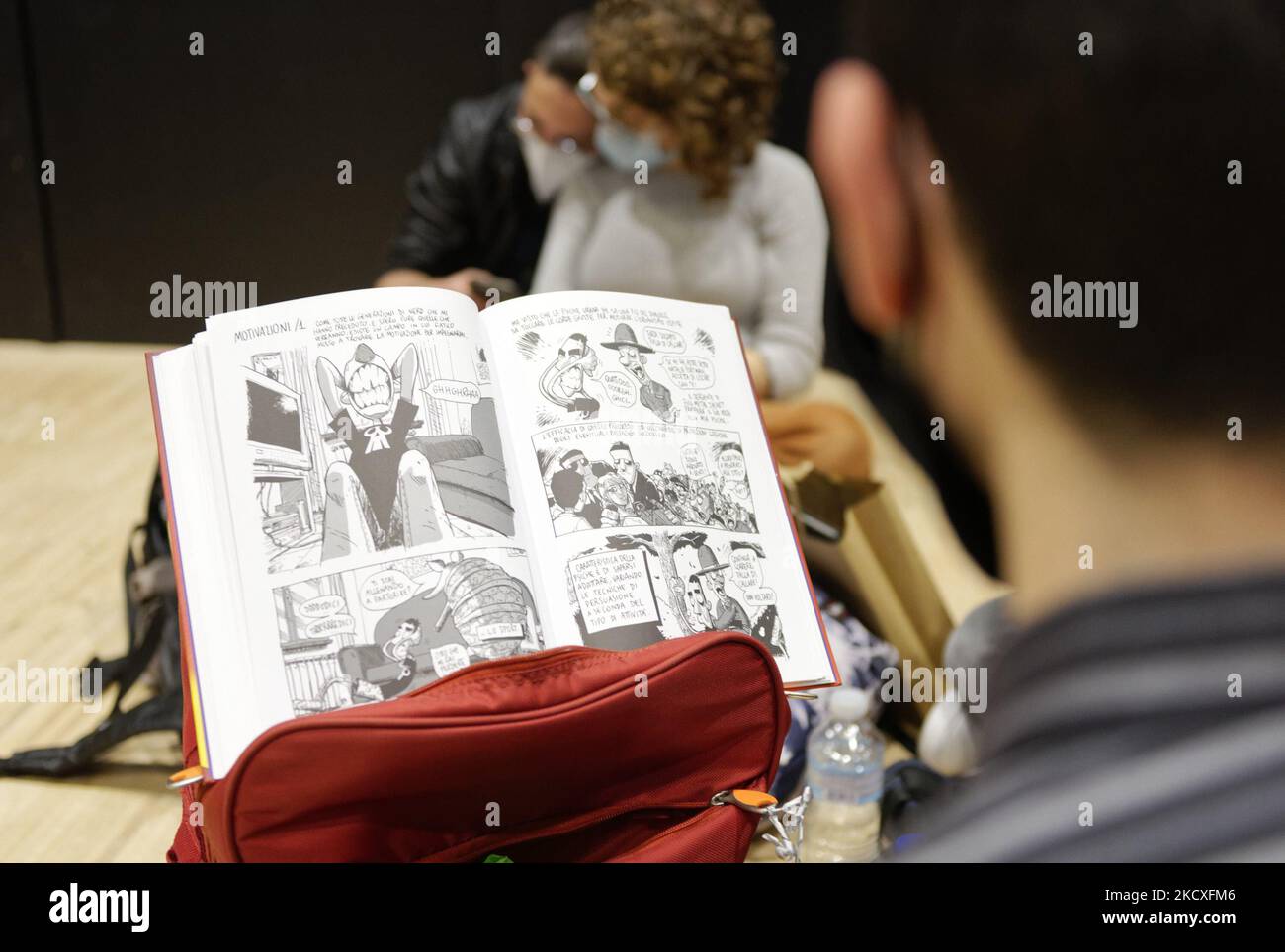People waits the copy signatures of the last book of roman comics ...