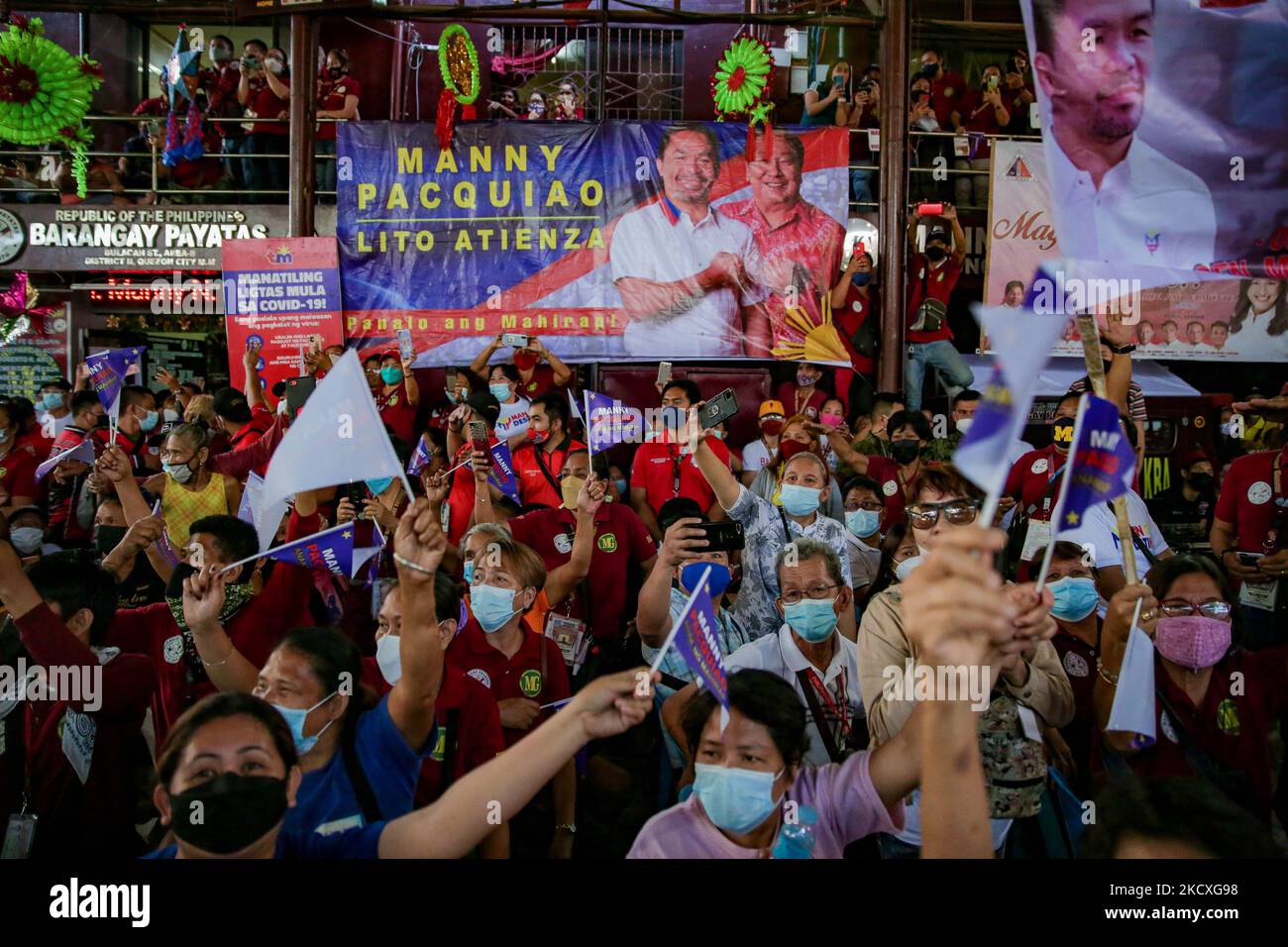 Filipino fans wait for the arrival of boxing icon Manny Pacquiao during ...