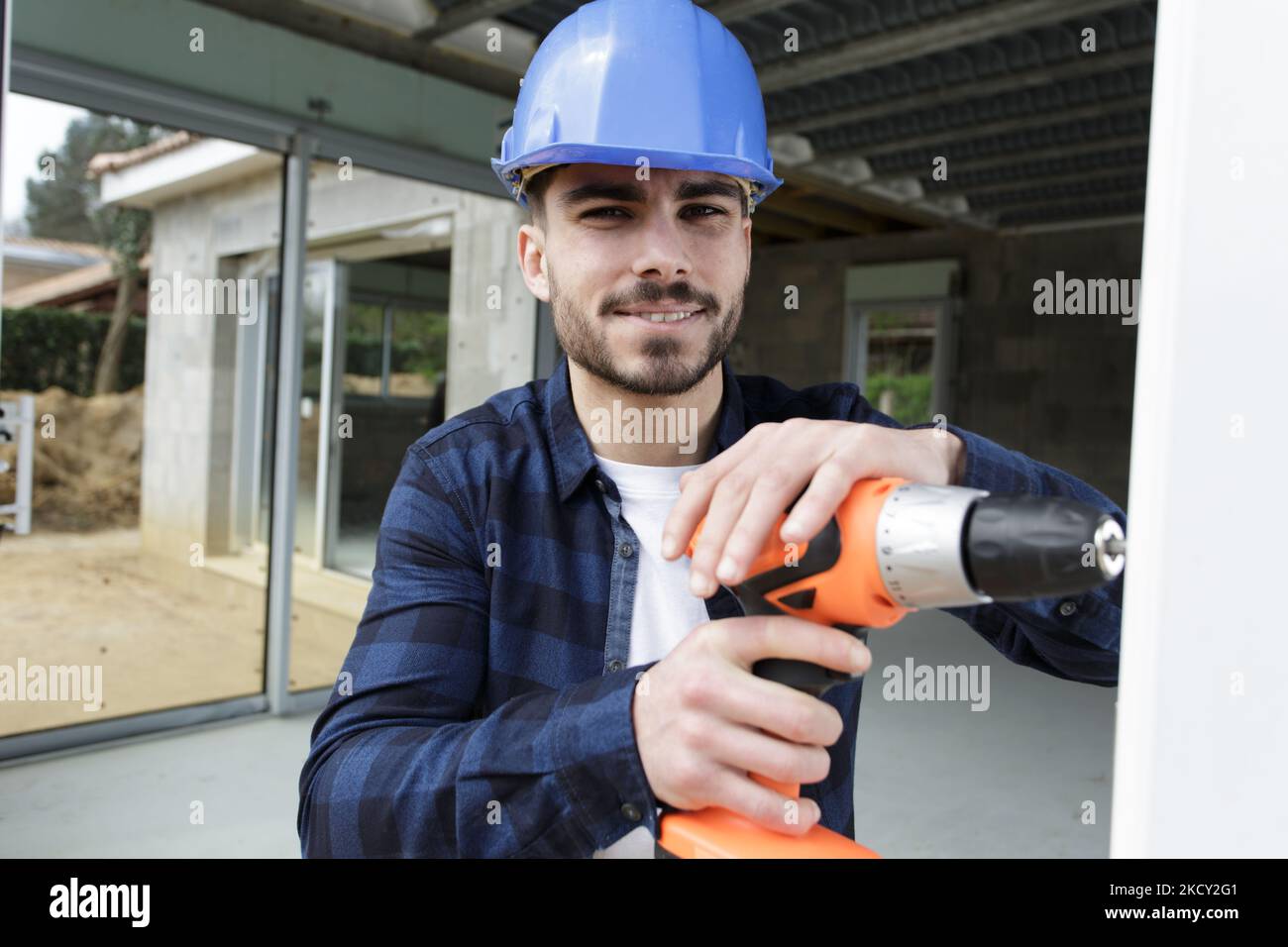 Man drills wall drill hi-res stock photography and images - Alamy