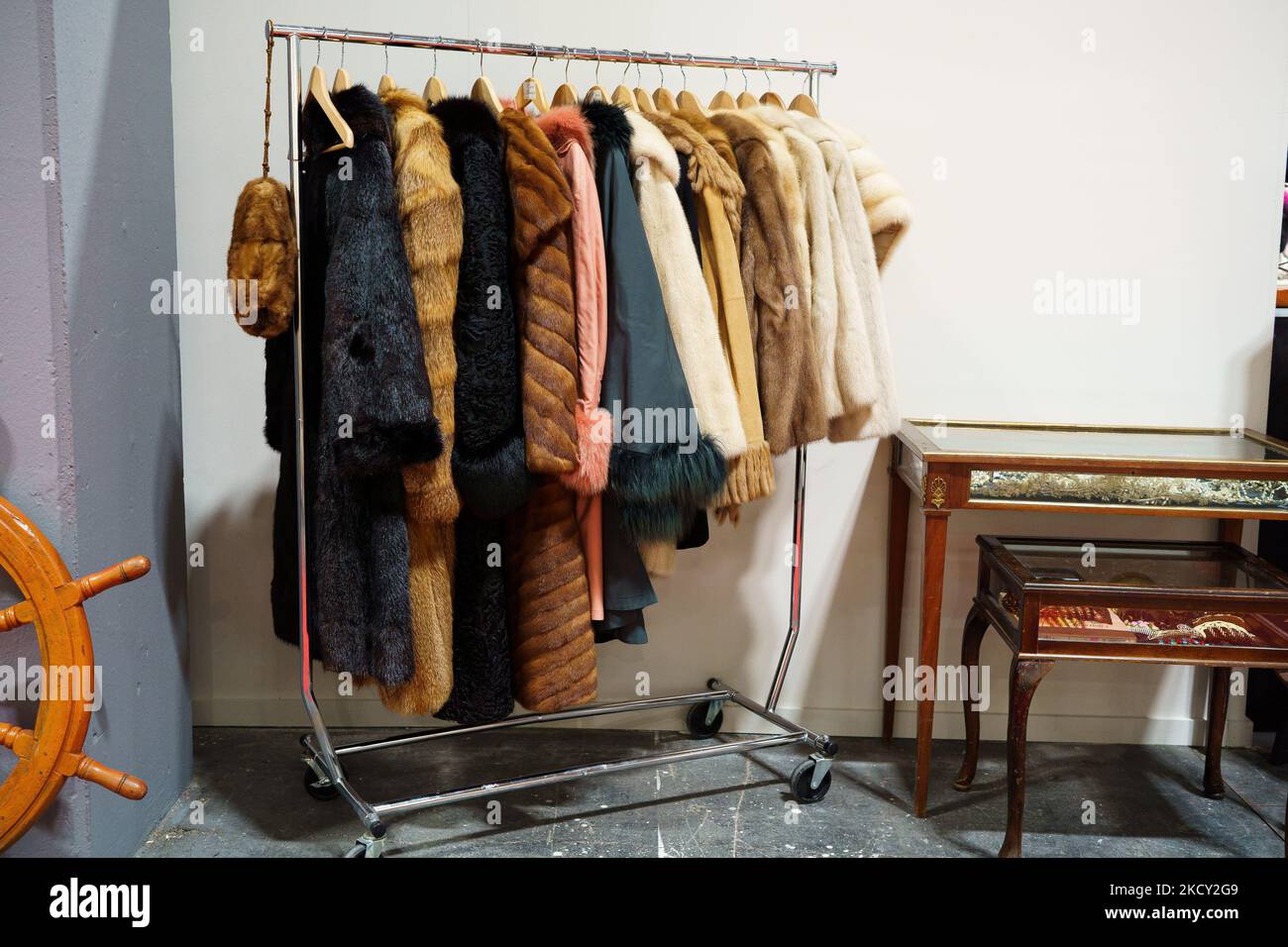 ALMONEDA, Antiques Fair, Antiques and vintage objects over 25,000 ...