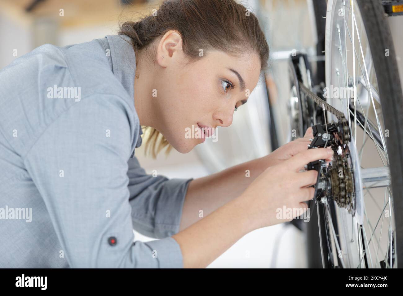 Side view female mechanic hi-res stock photography and images - Alamy