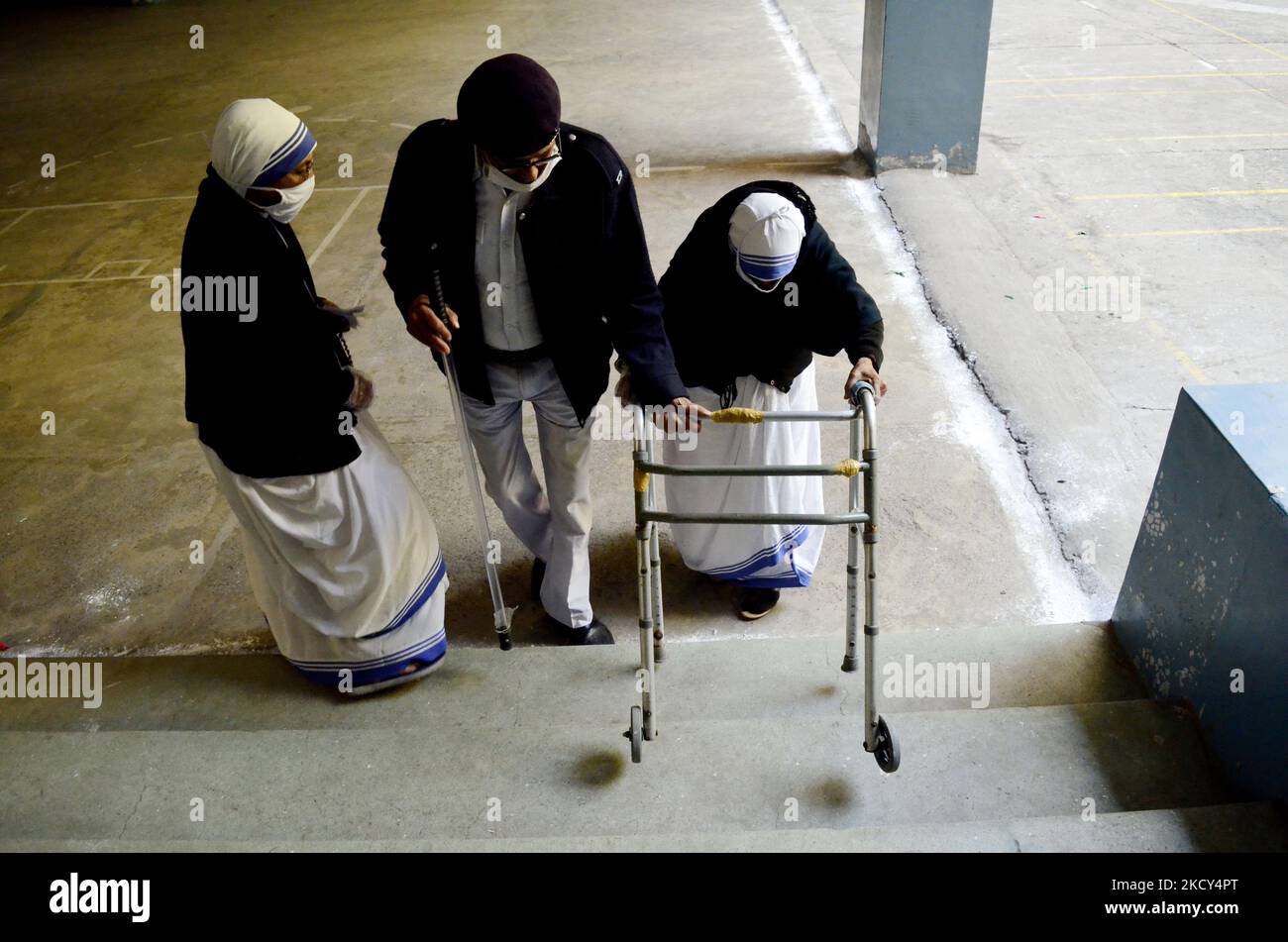 Nuns from Missionaries Of Charity in a polling booth during Kolkata ...