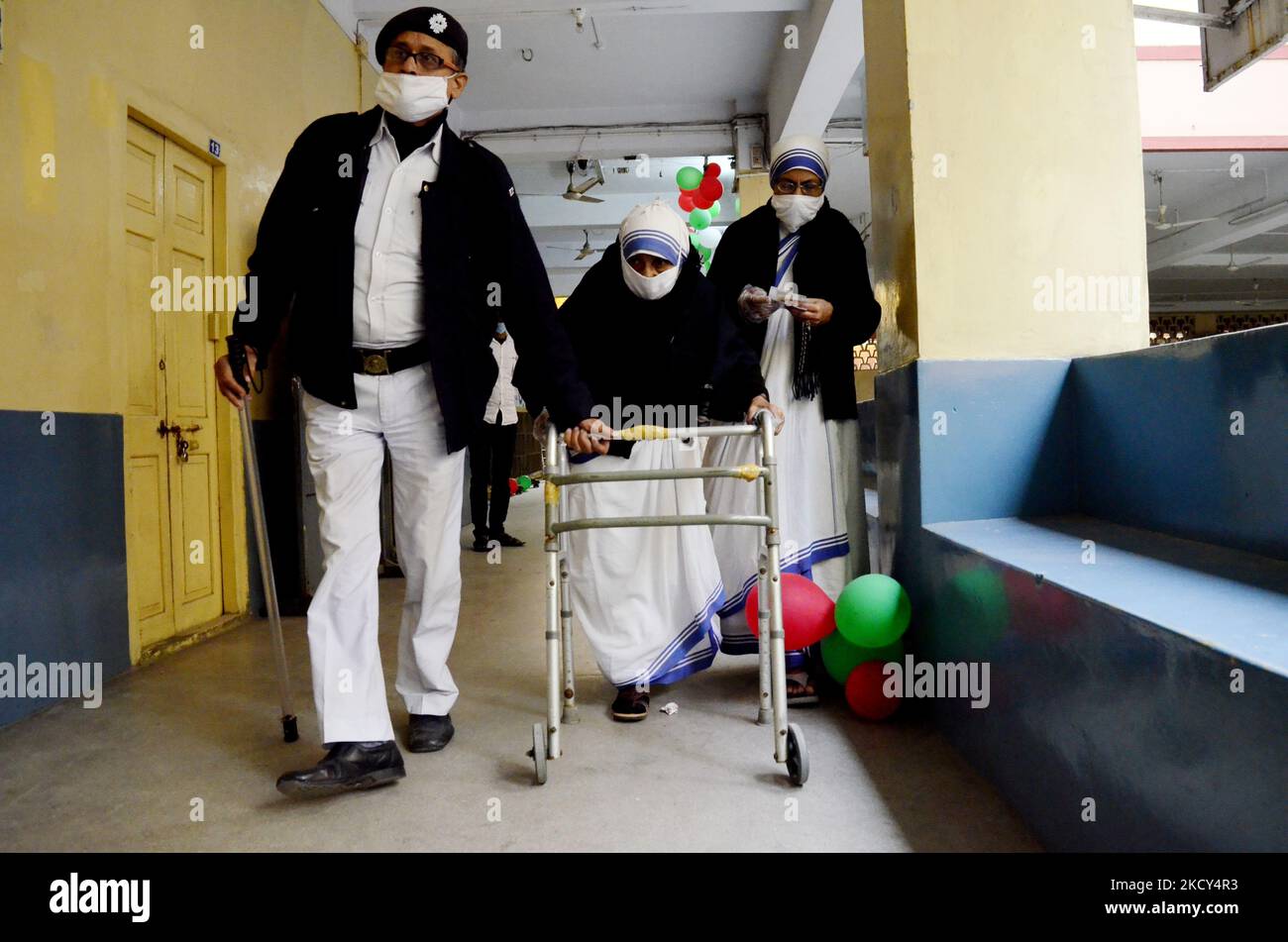 Nuns from Missionaries Of Charity in a polling booth during Kolkata ...