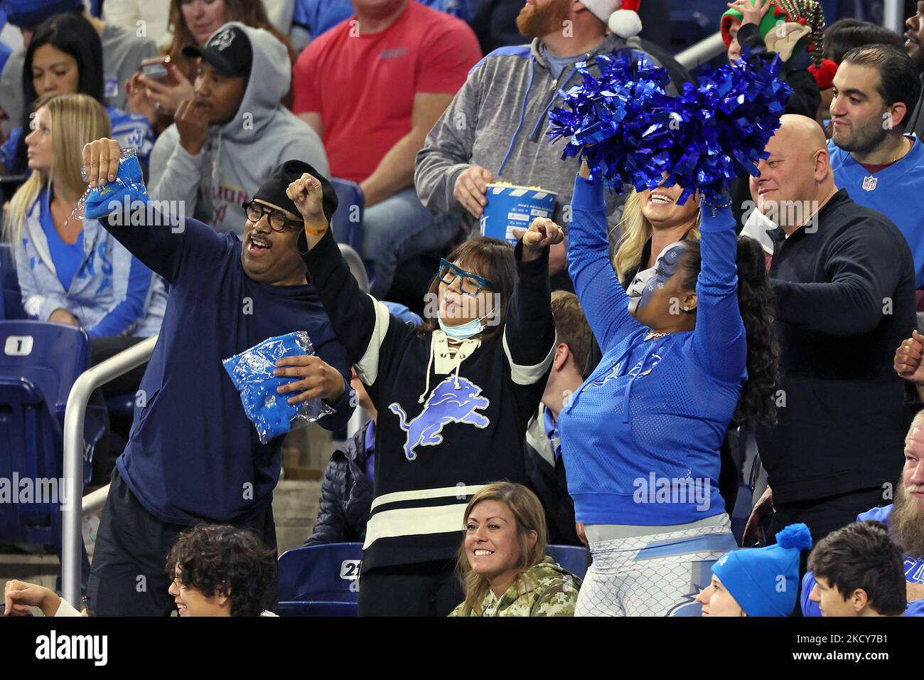 Detroit lions spirit attire cheer hi-res stock photography and images ...