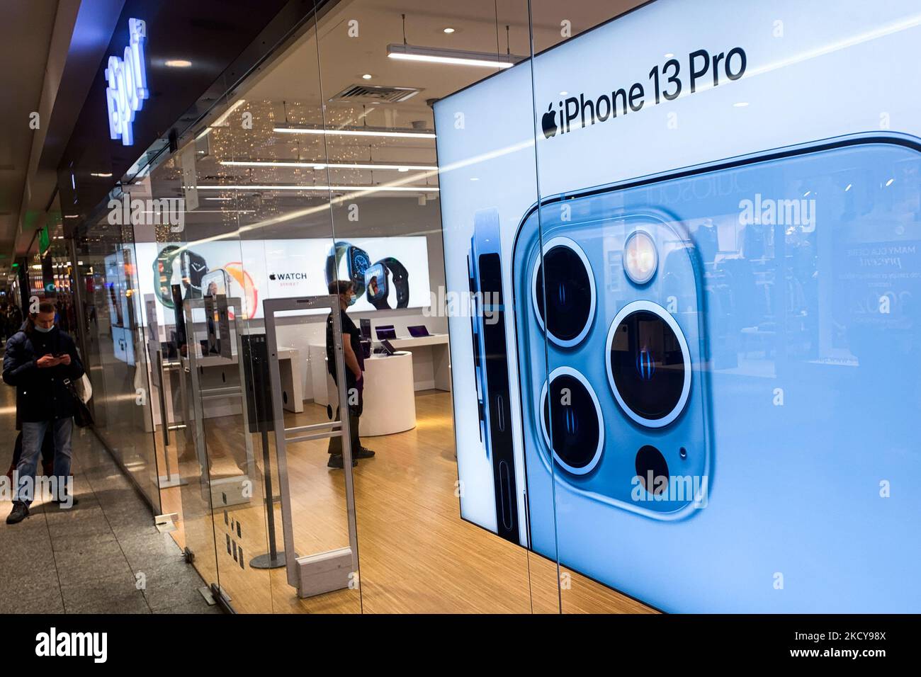 Iphone 13 pro ad hi-res stock photography and images - Alamy