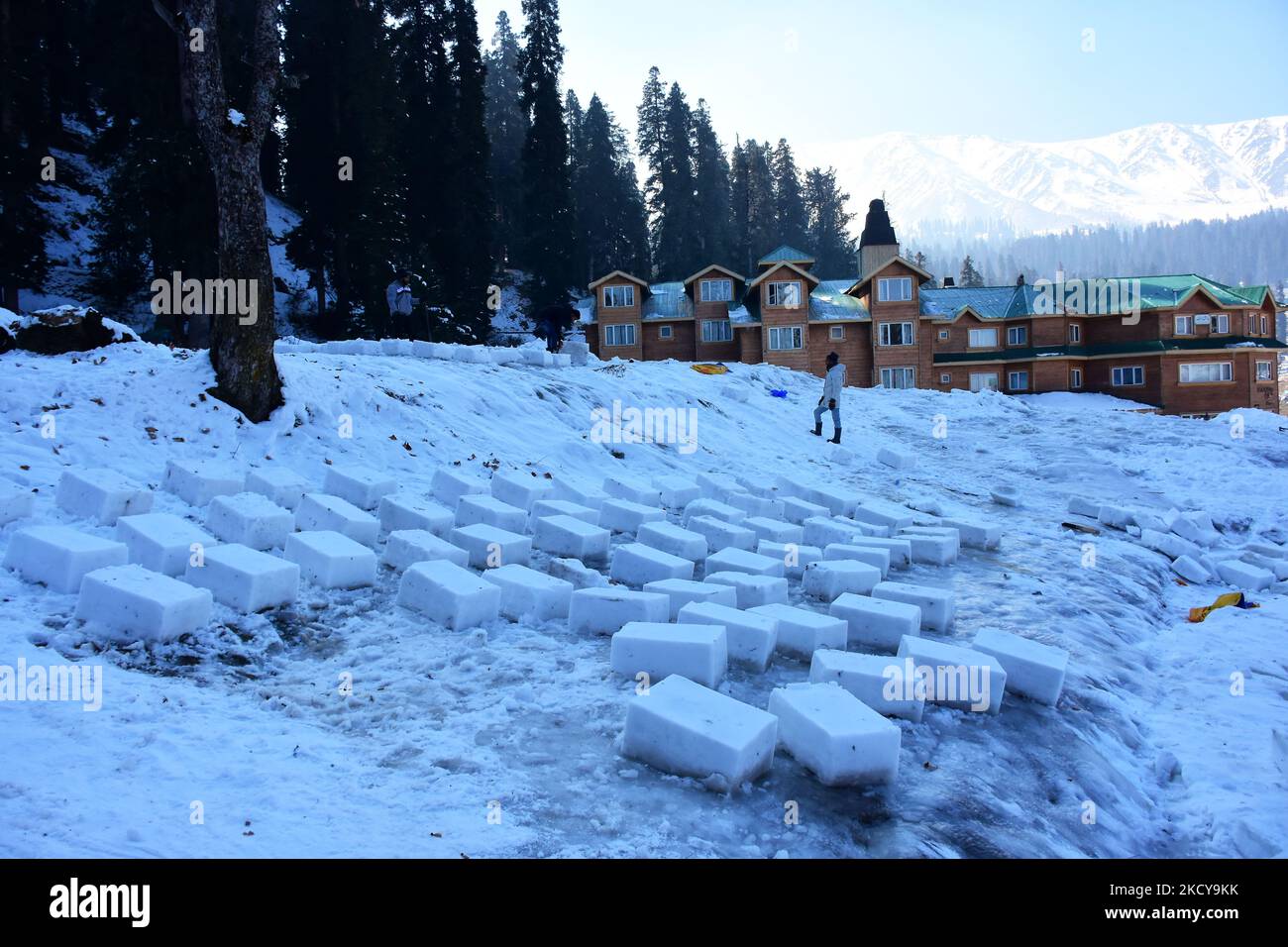 Build an igloo hi-res stock photography and images - Alamy