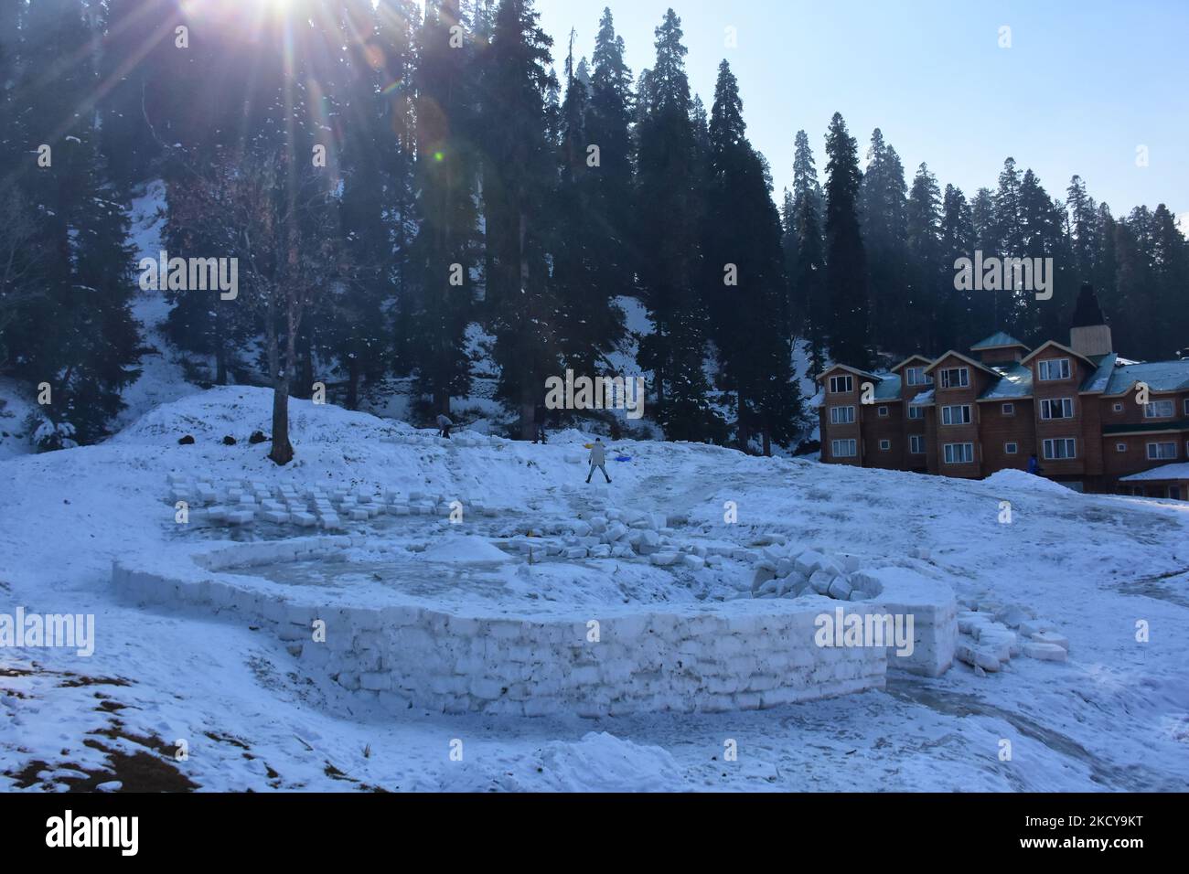 Build an igloo hi-res stock photography and images - Alamy