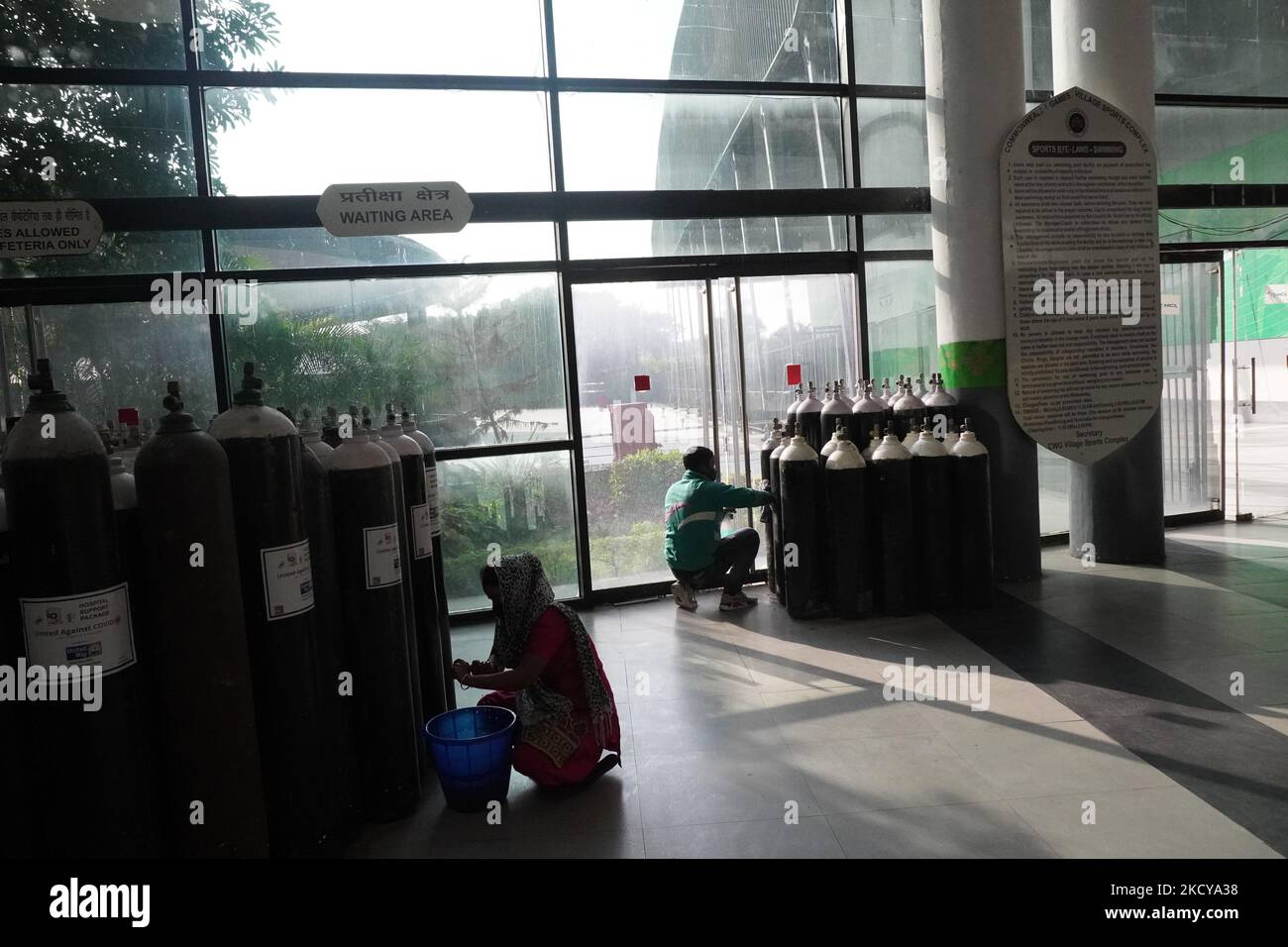 Empty oxygen cylinders hi-res stock photography and images - Alamy