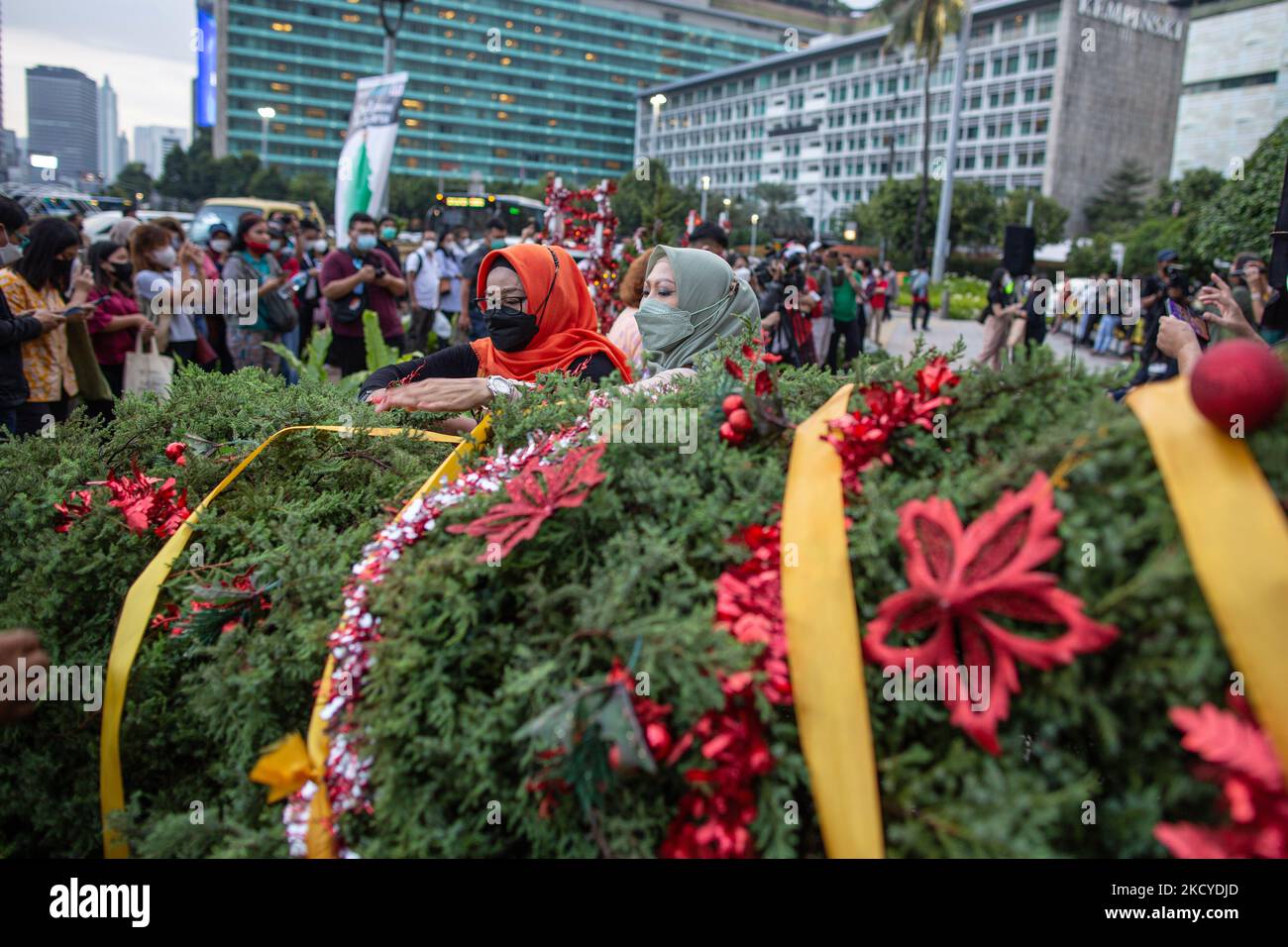 Indonesian muslim women decorate the main Christmas tree during ...