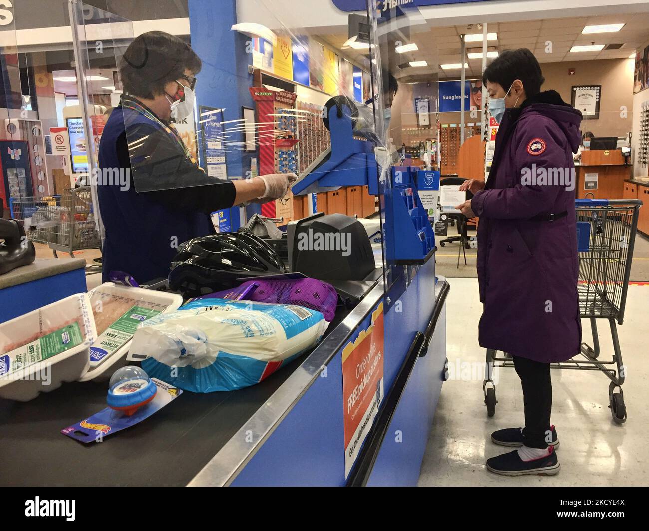 Supermarket cashier 2021 hi-res stock photography and images - Alamy