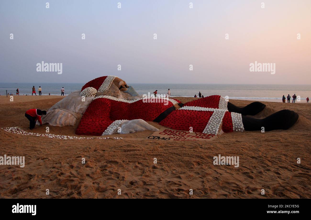 Santa claus sand sculpture sand hi-res stock photography and images - Alamy