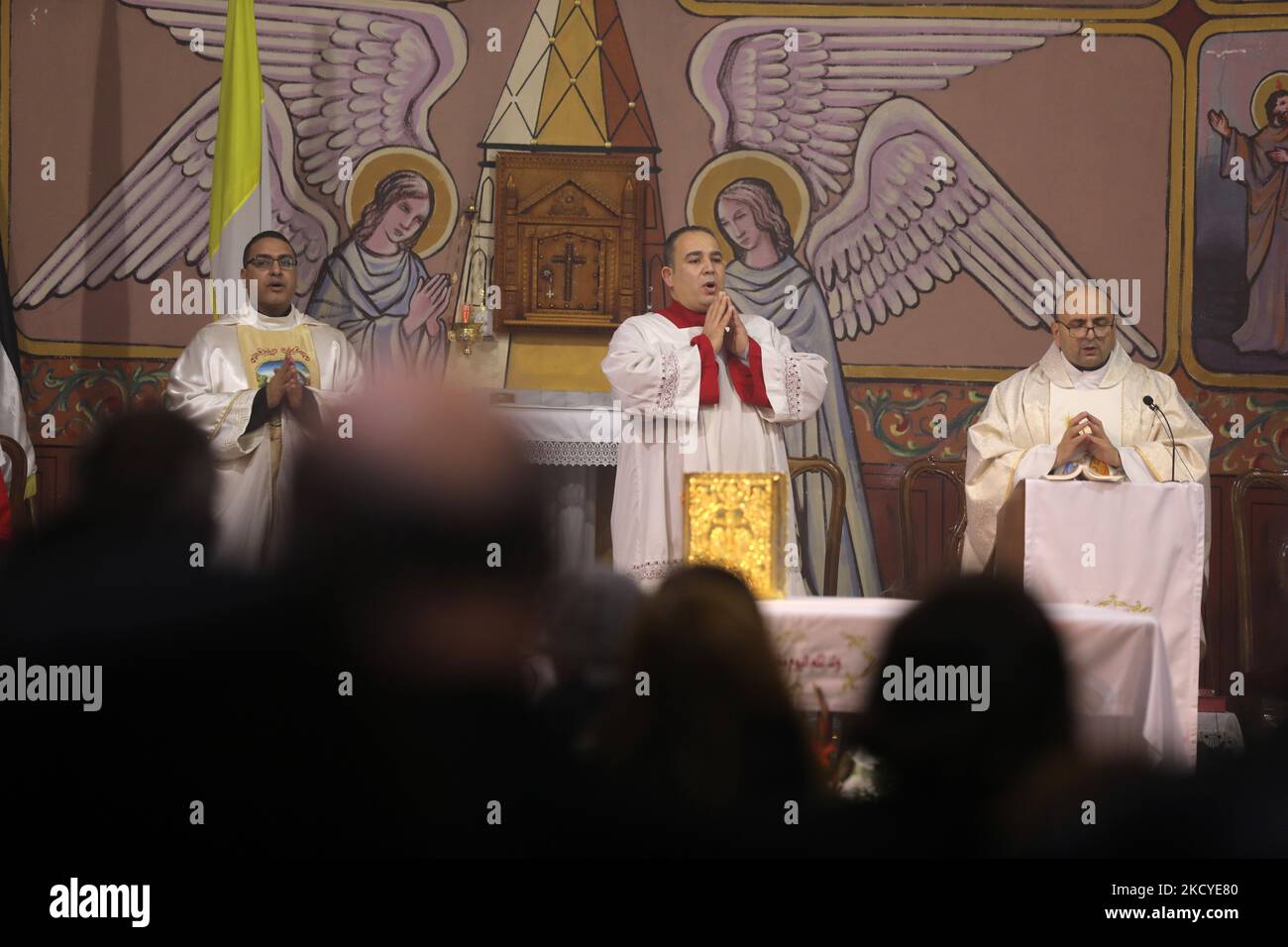 Palestinian Christian worshipers pray on Christmas Eve at at Gaza's Der ...