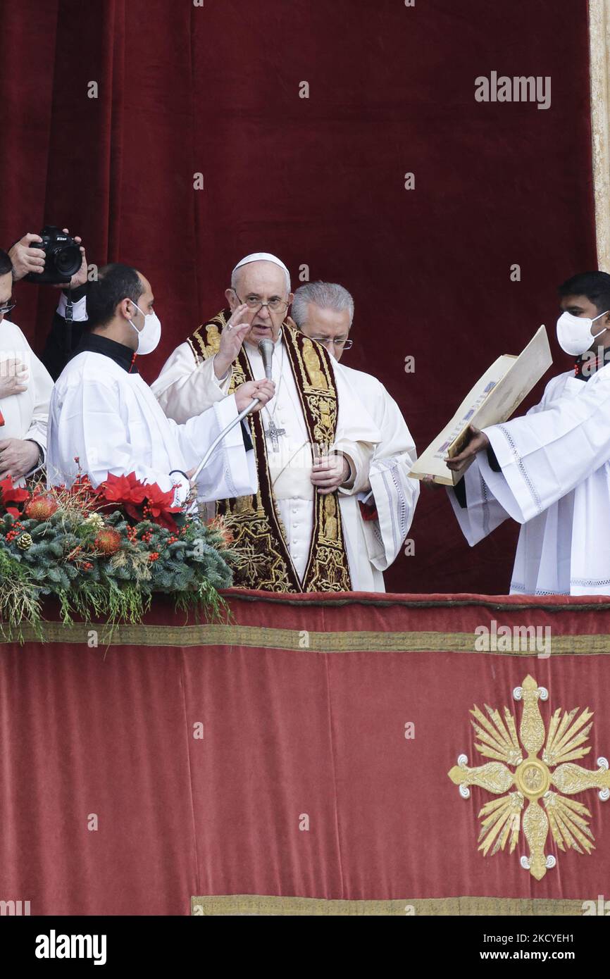 Pope Francis looks at the crowd before delivering the Urbi et Orbi ...