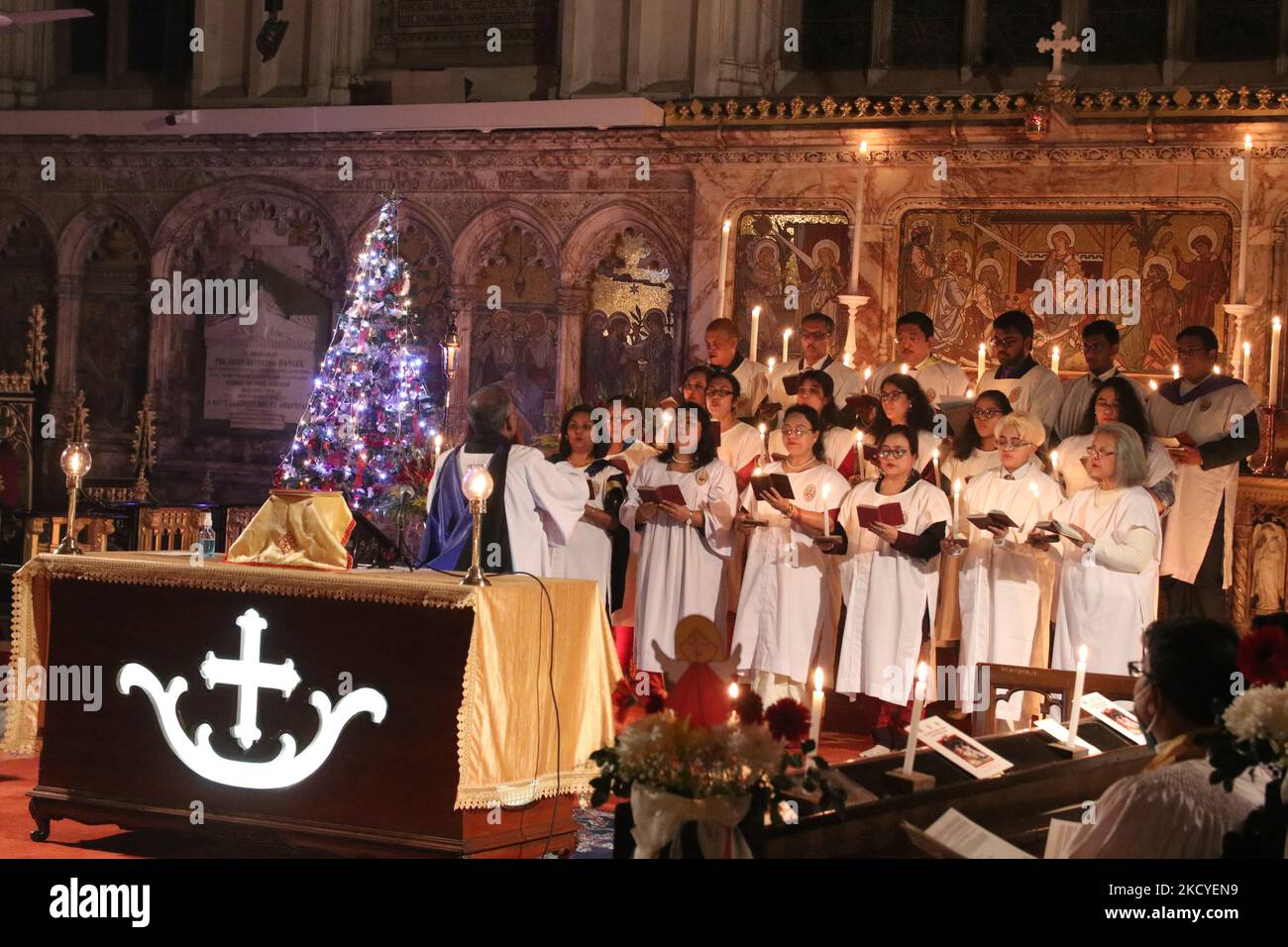 People participate the Mid Night Candle Light pray at the St Paul's ...