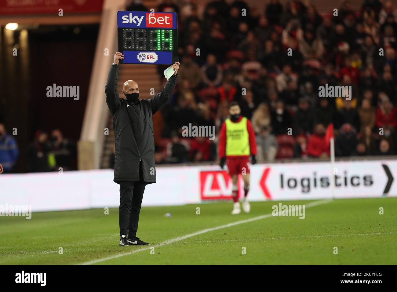 Fourth official Darren Drysdale holds up the SKY bet board to signify a ...