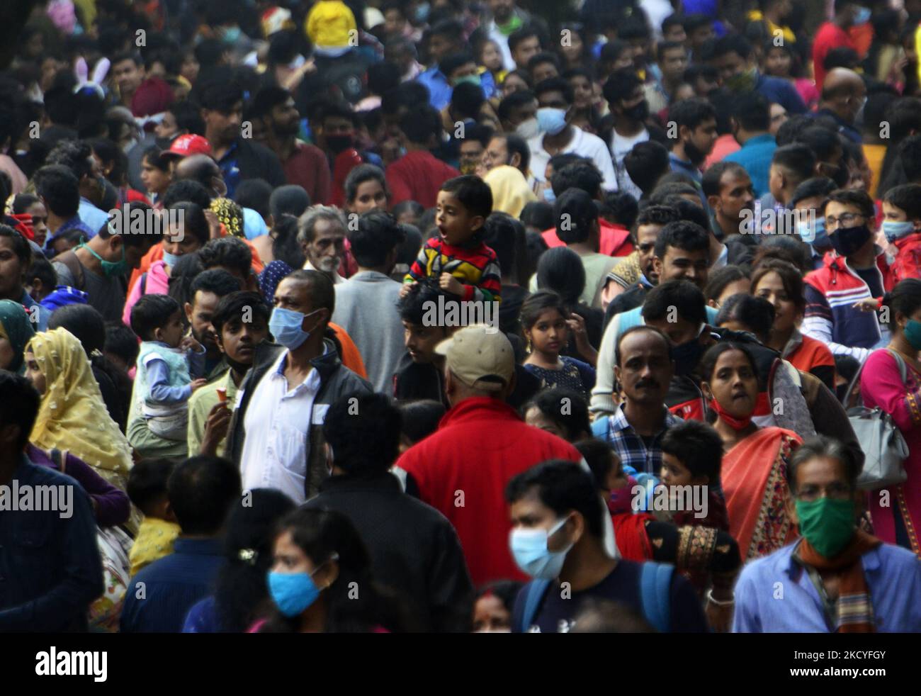 Crowded zoo hi-res stock photography and images - Alamy