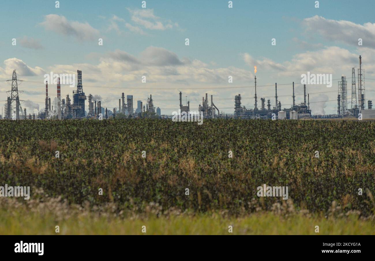 Suncor energy edmonton refinery hi-res stock photography and images - Alamy