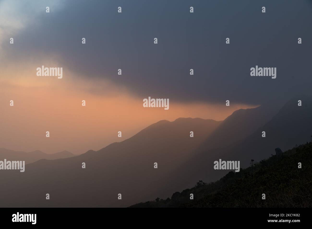 The last rays of sunshine of 2021 cross the cloud cover and the haze on ...
