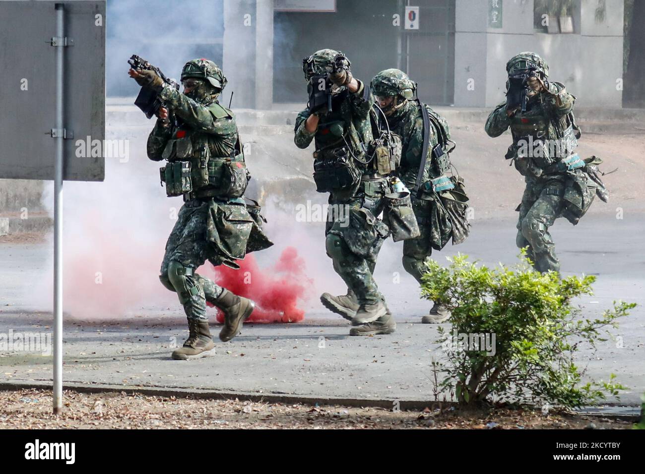 Soldiers with machine guns move, during an Army Preparedness ...