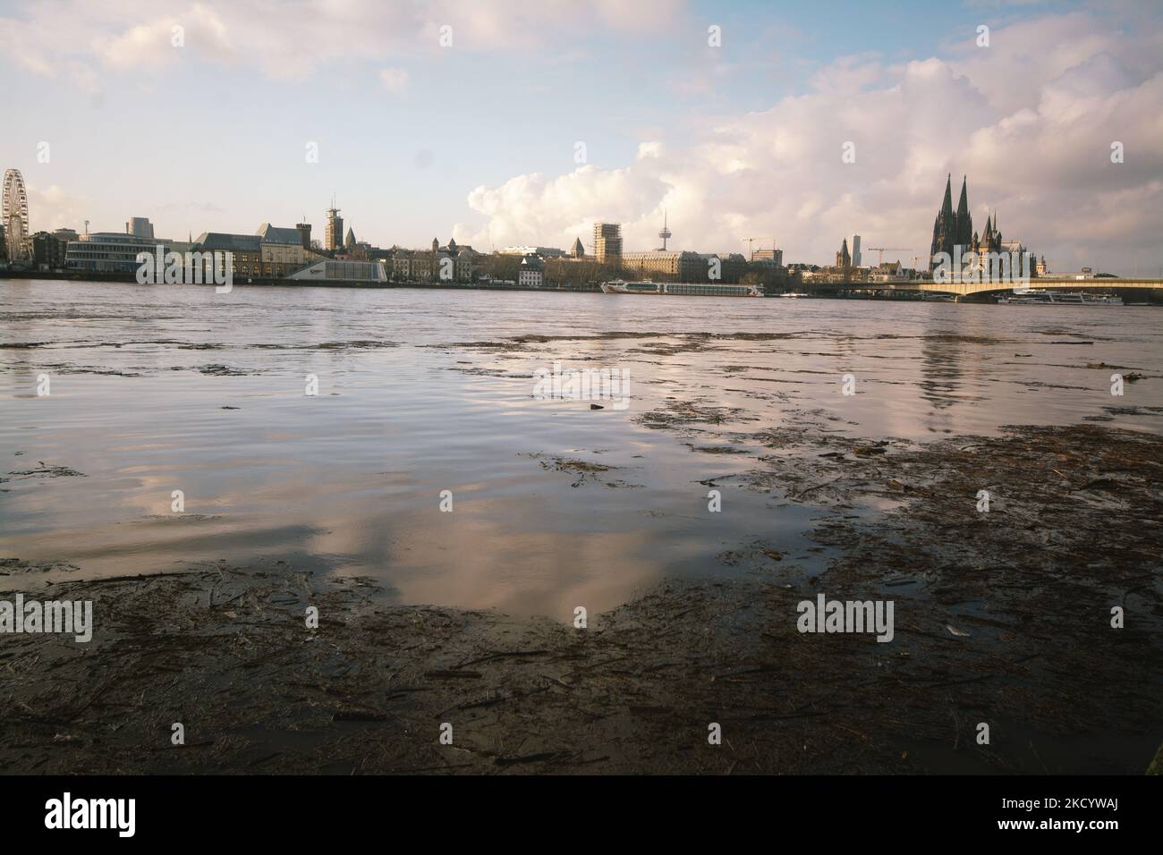 The water level in Rhine exceeds to 6,83 meter flood mark in Cologne ...