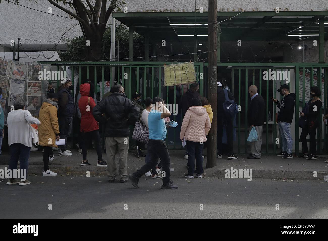 A group of people outside clinic 160 of the Mexican Social Security ...