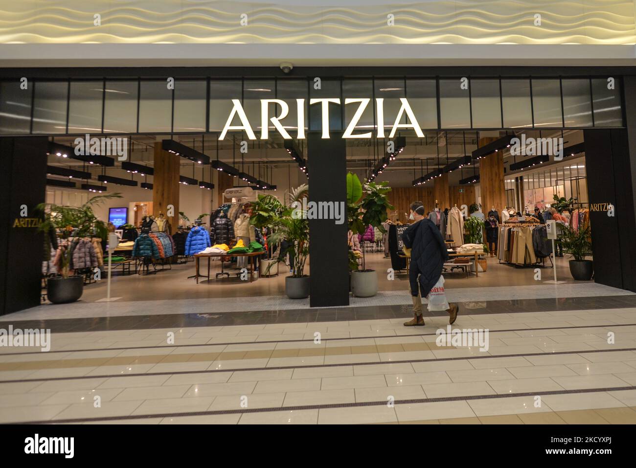 Aritzia canada hi-res stock photography and images - Alamy